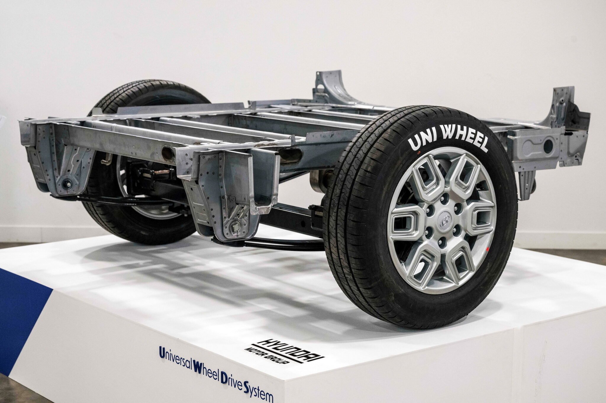 Hyundai’s New Uni Wheel System Shrinks EV Motors By Integrating Drive ...