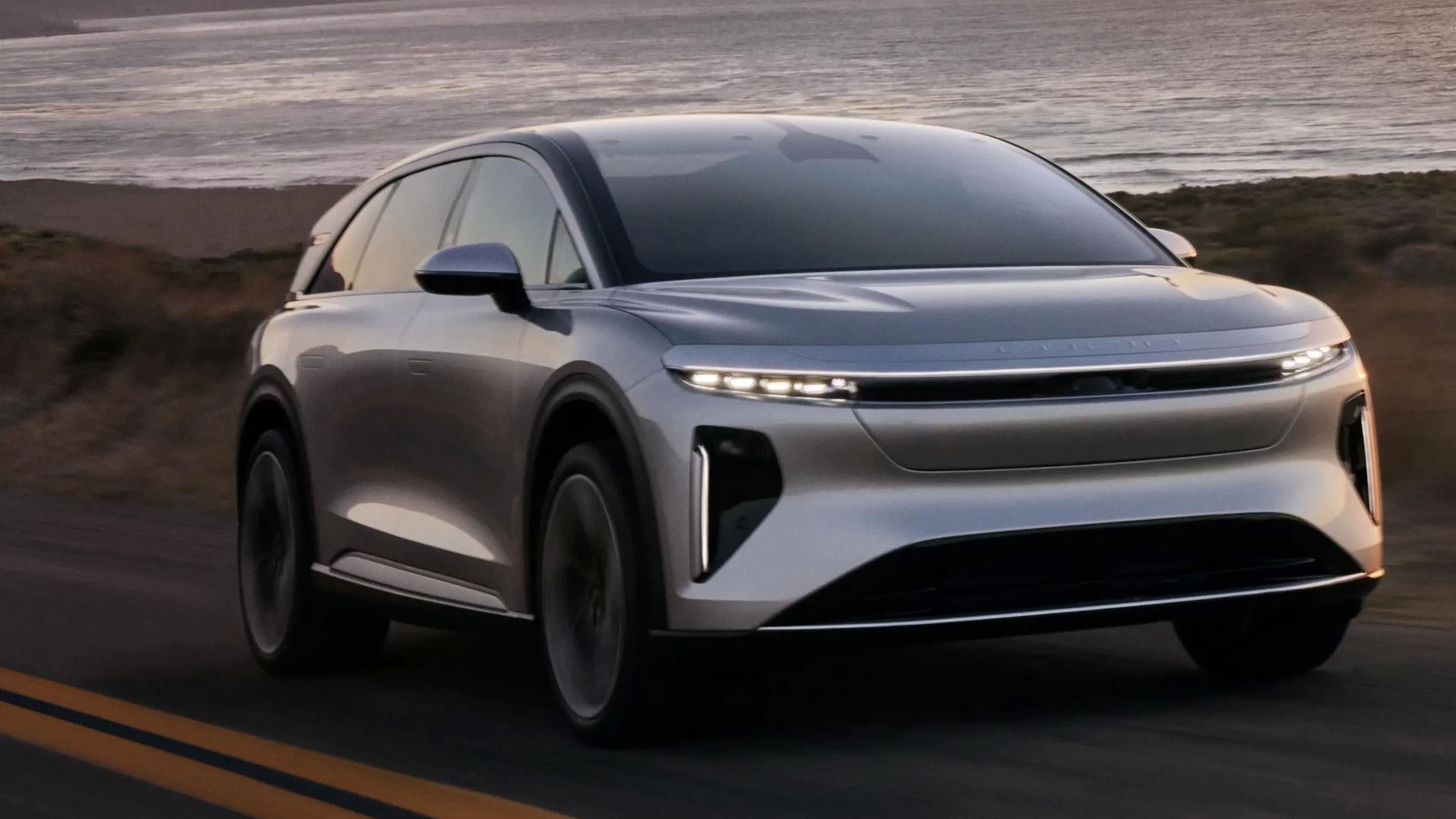 Lucid Gravity SUV’s 926-Volt Platform Allows For 400 kW Fast Charging ...