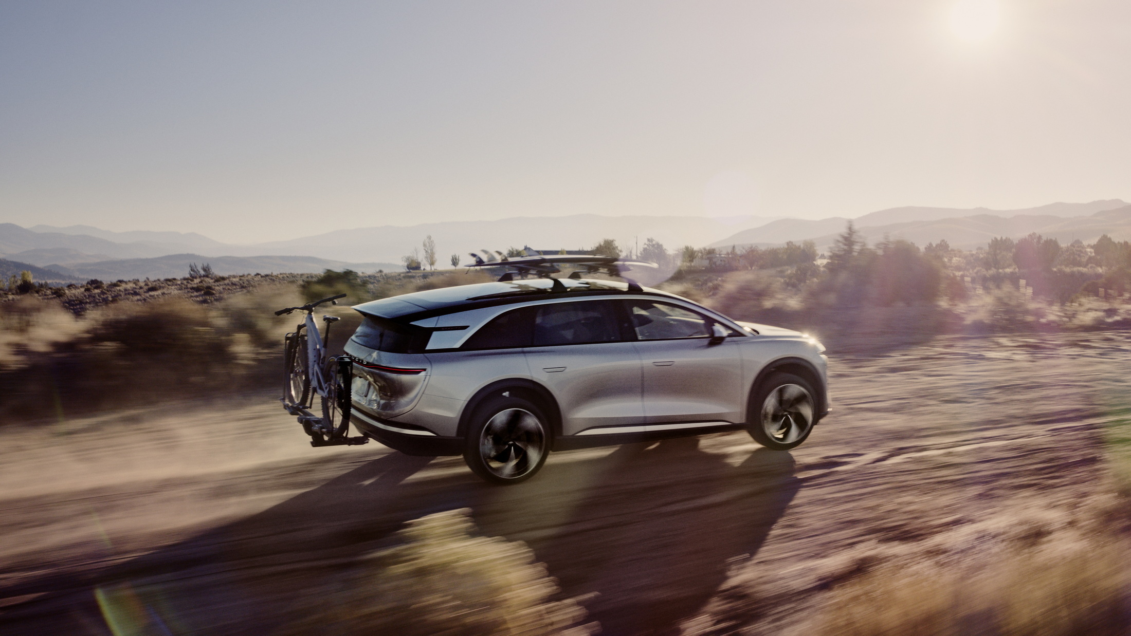 Lucid Gravity SUV’s 926-Volt Platform Allows For 400 kW Fast Charging ...
