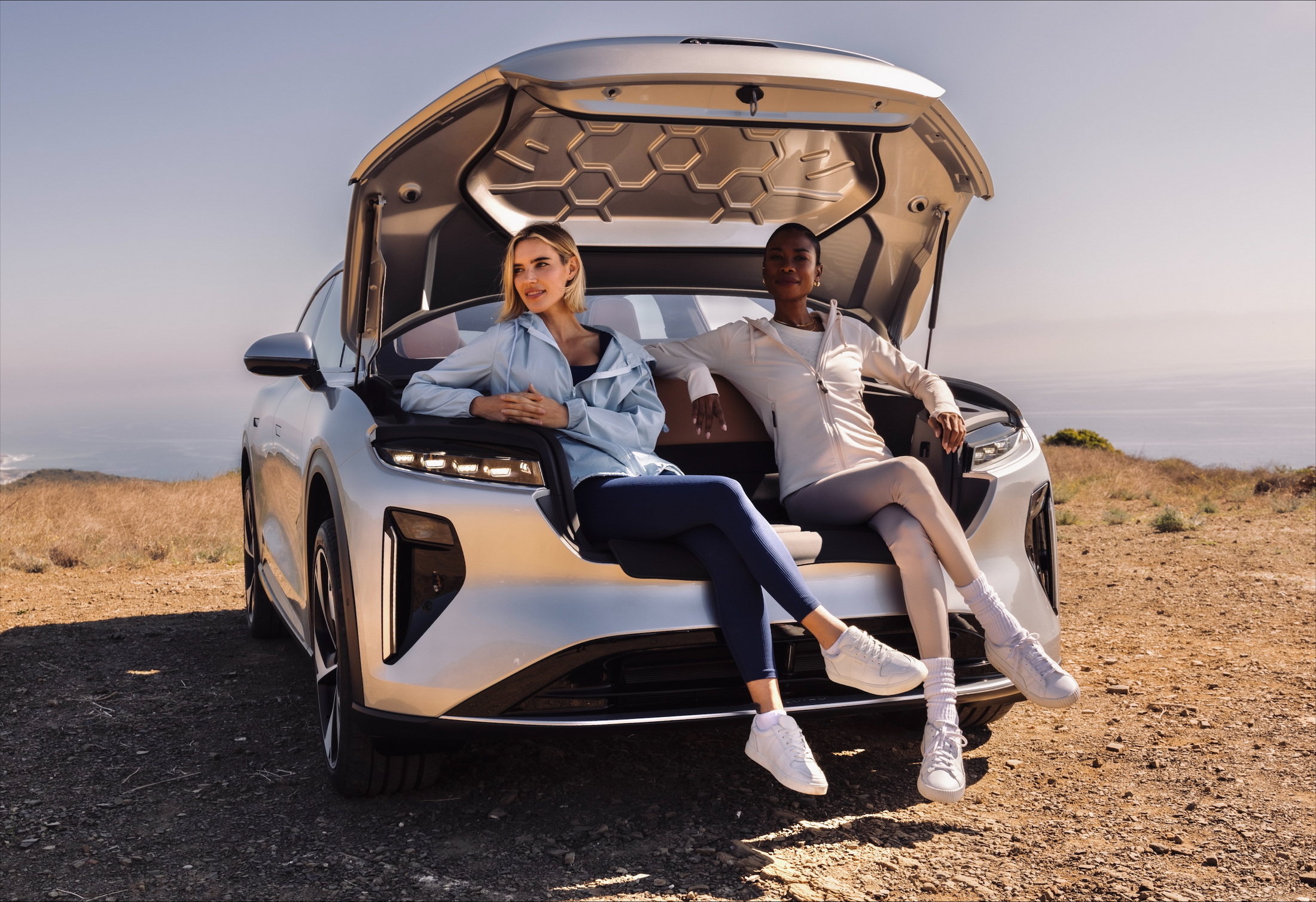 Lucid Gravity SUV’s 926-Volt Platform Allows For 400 kW Fast Charging ...