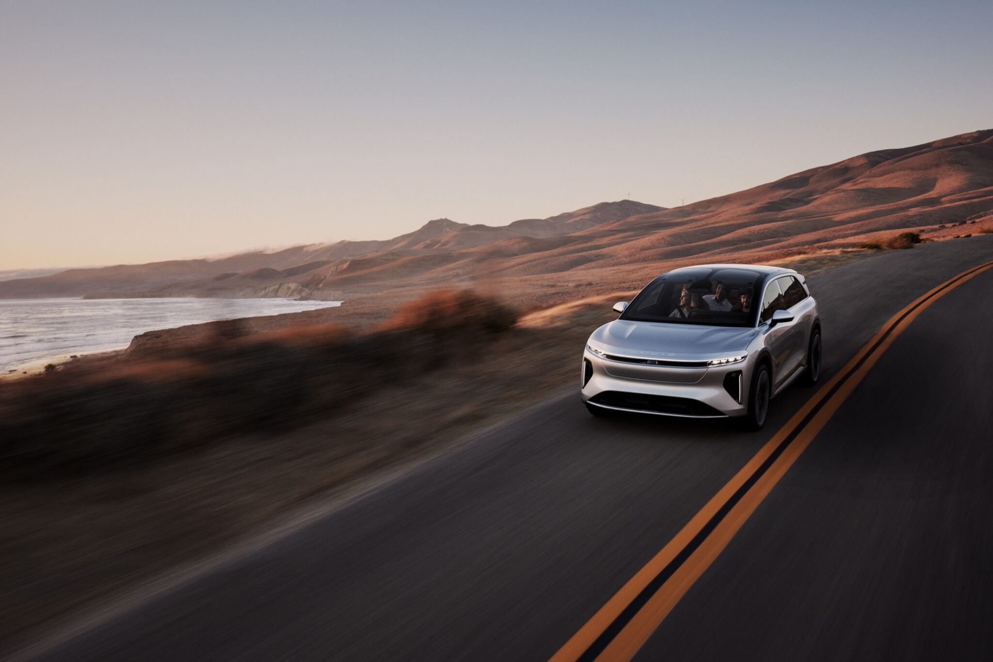 Lucid Gravity SUV’s 926-Volt Platform Allows For 400 kW Fast Charging ...