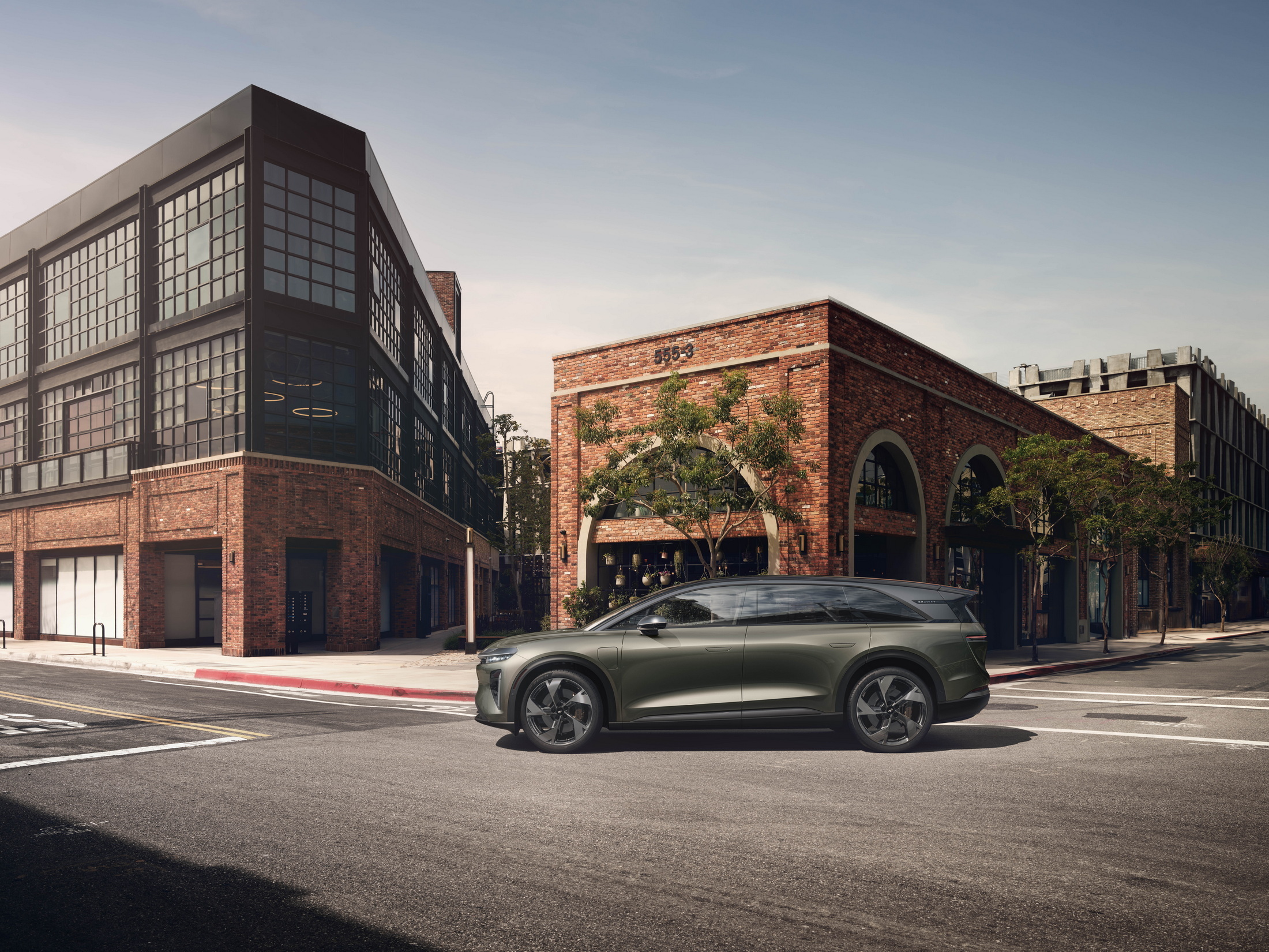 Lucid Gravity SUV’s 926-Volt Platform Allows For 400 kW Fast Charging ...