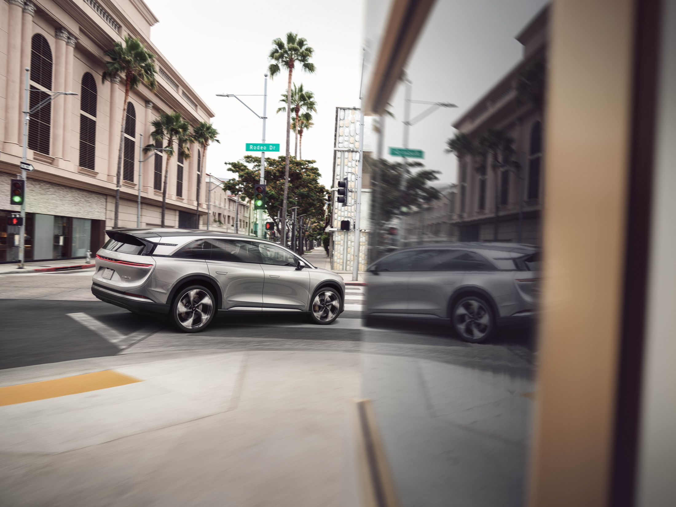 Lucid Gravity SUV’s 926-Volt Platform Allows For 400 kW Fast Charging ...
