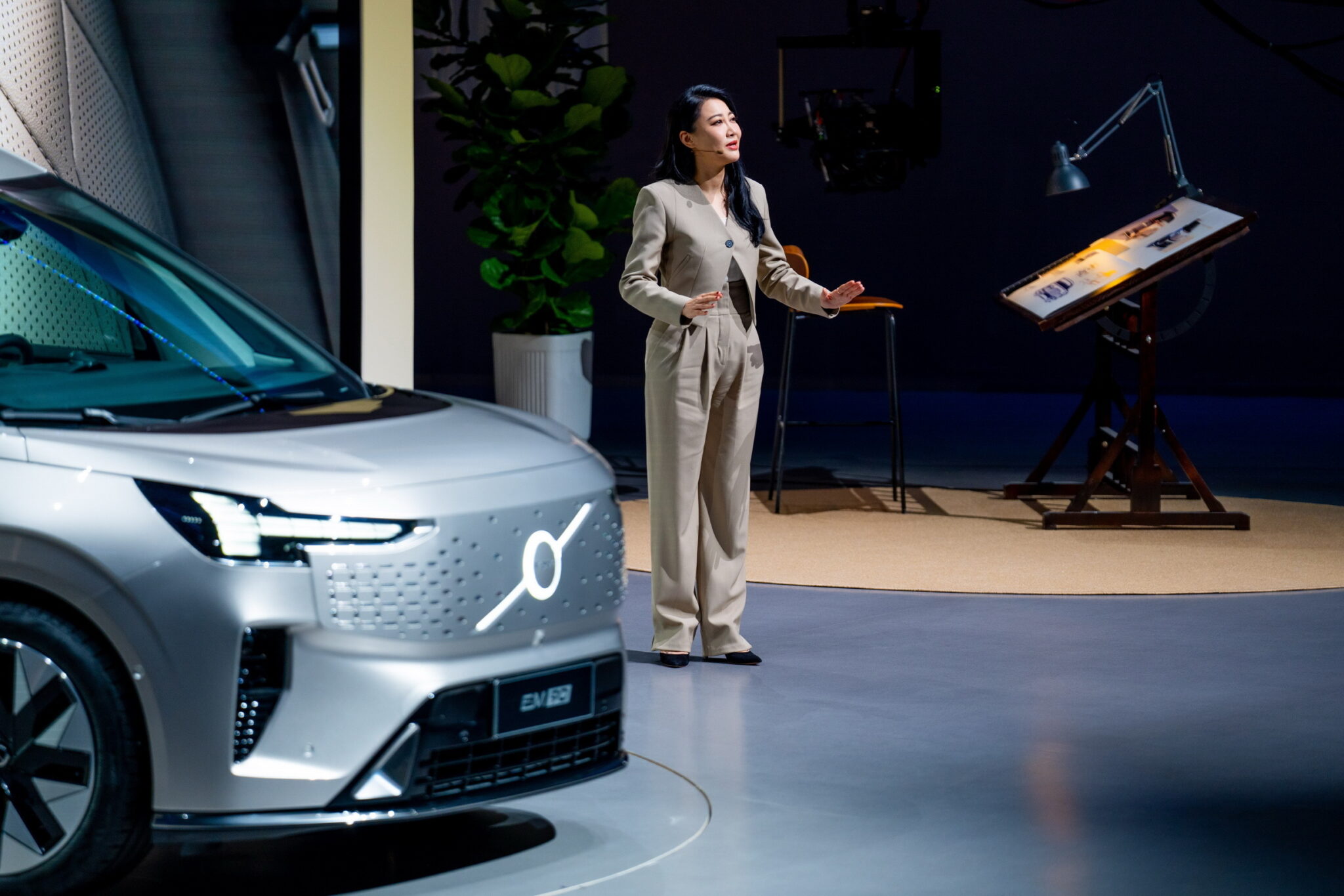 New Volvo EM90 Is A $114,000 Luxury Electric Minivan With Over 450 ...