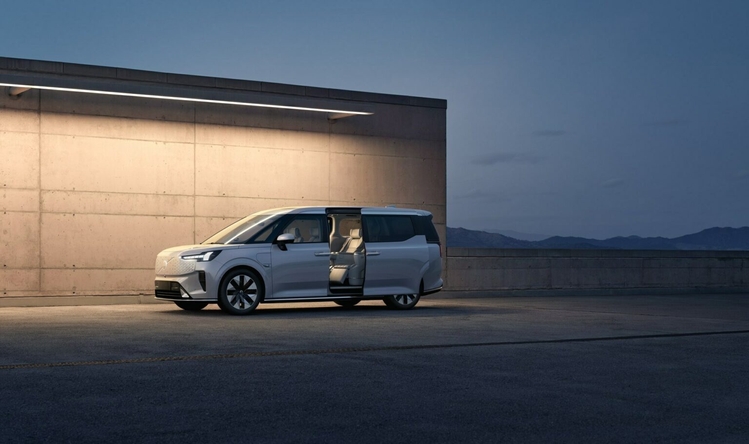 New Volvo EM90 Is A $114,000 Luxury Electric Minivan With Over 450 ...