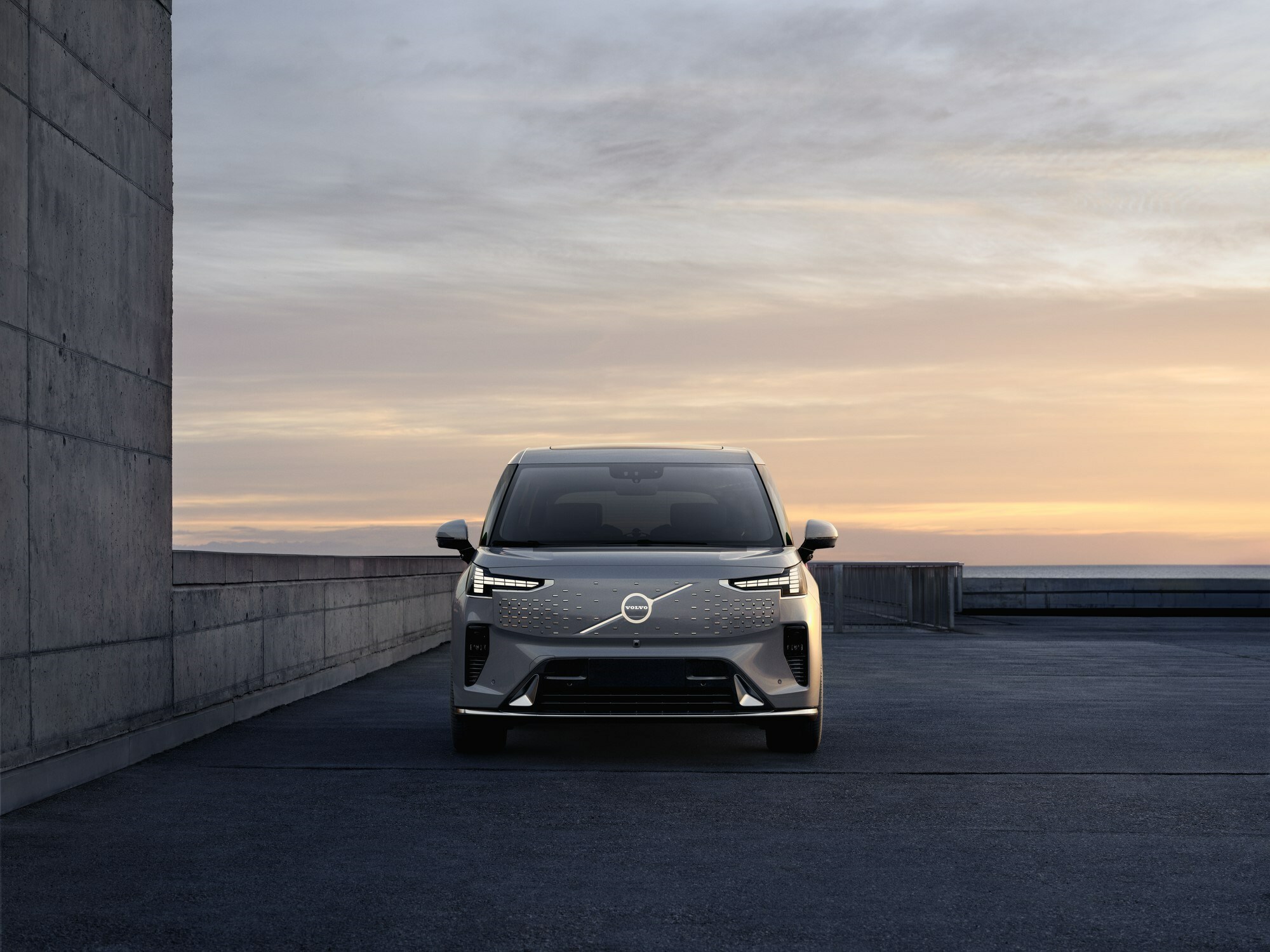 New Volvo EM90 Is A $114,000 Luxury Electric Minivan With Over 450 ...