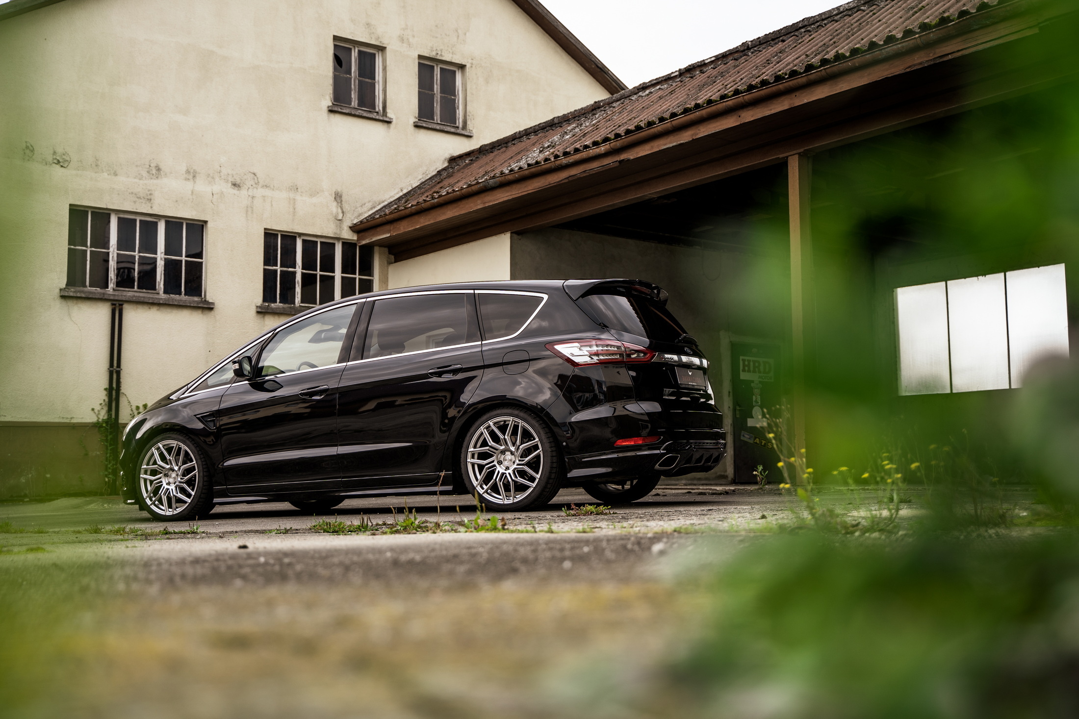 Ford S-Max Treated With 20-Inch Wheels Because Discontinued Minivans ...
