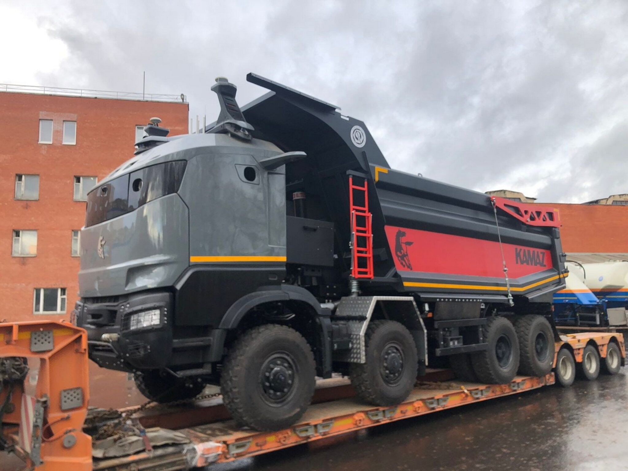 Kamaz “Robocop” Is An Autonomous Dump Truck For The Russian Coal Mines ...