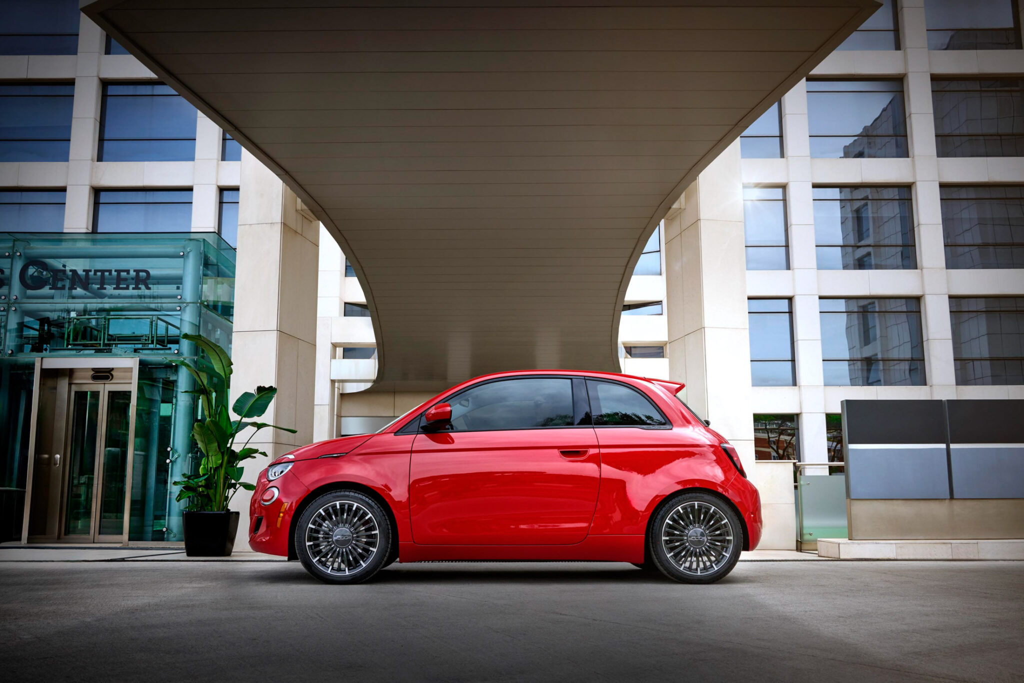 America’s 2024 Fiat 500e Has A 149-Mile Range – Almost Twice As Long As ...