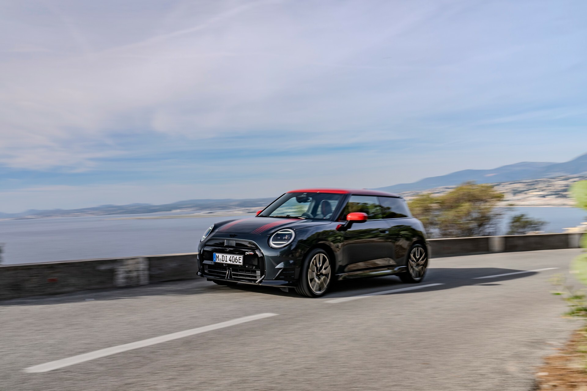 Electric 2025 Mini Cooper SE Gets John Cooper Works Looks, But No Extra ...