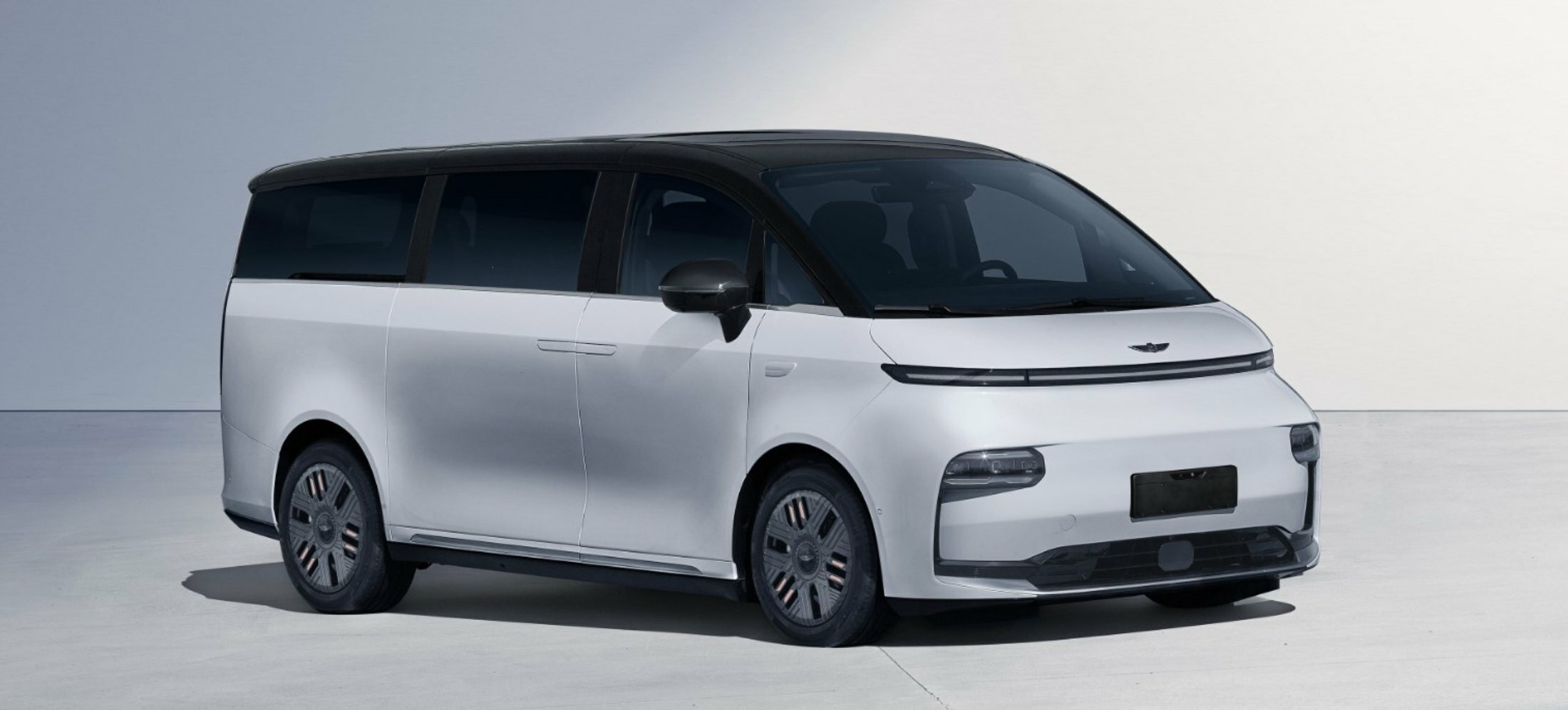 New LEVC L380 Is An Electric Minivan Inspired By The World’s Largest ...
