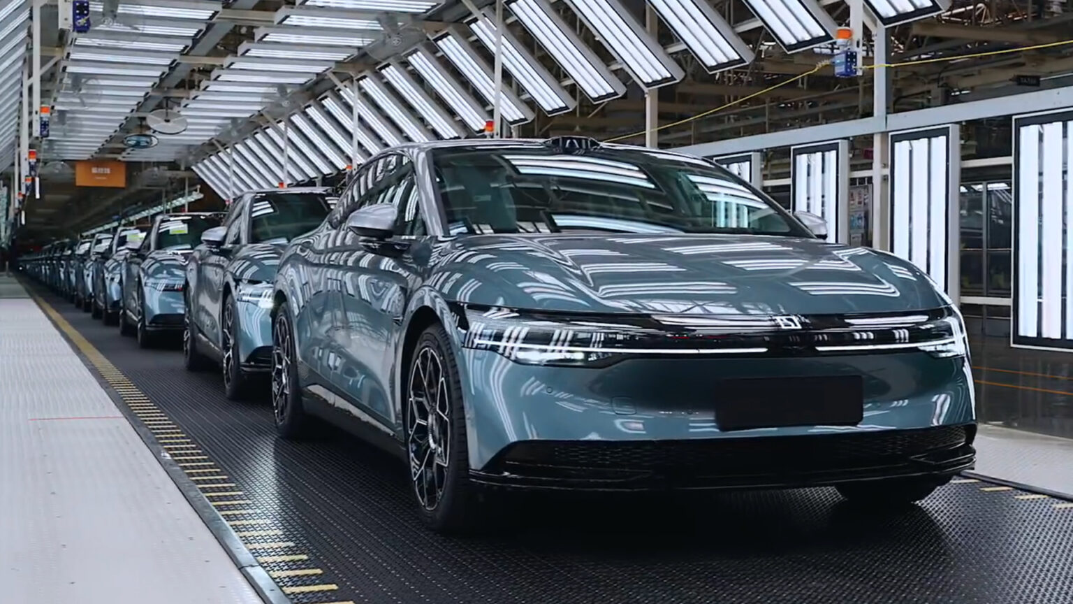 Zeekr 007 EV Flexes With 311-Mile Charge In 15 Minutes And 415-637 HP ...