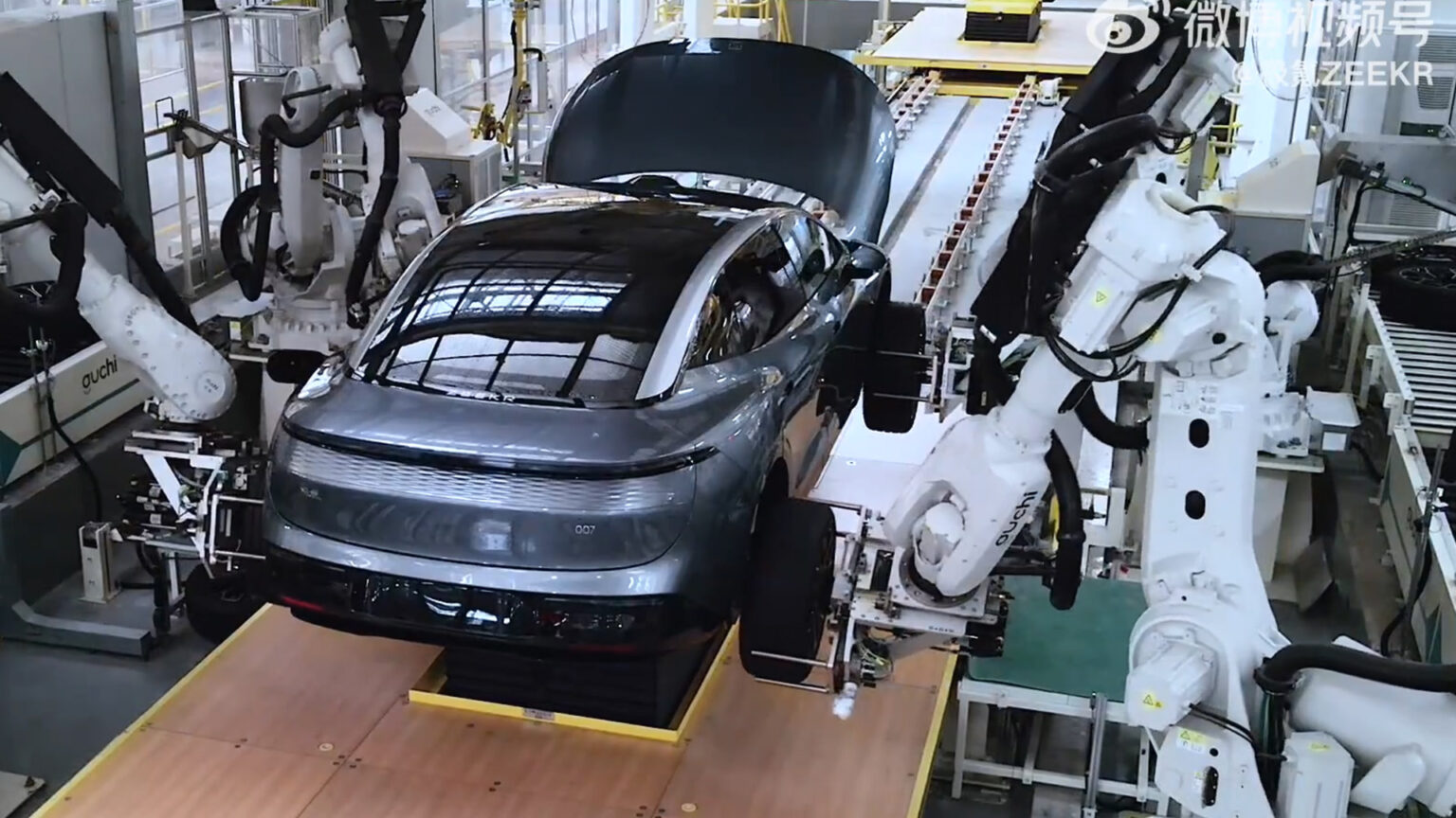 Zeekr 007 EV Flexes With 311-Mile Charge In 15 Minutes And 415-637 HP ...