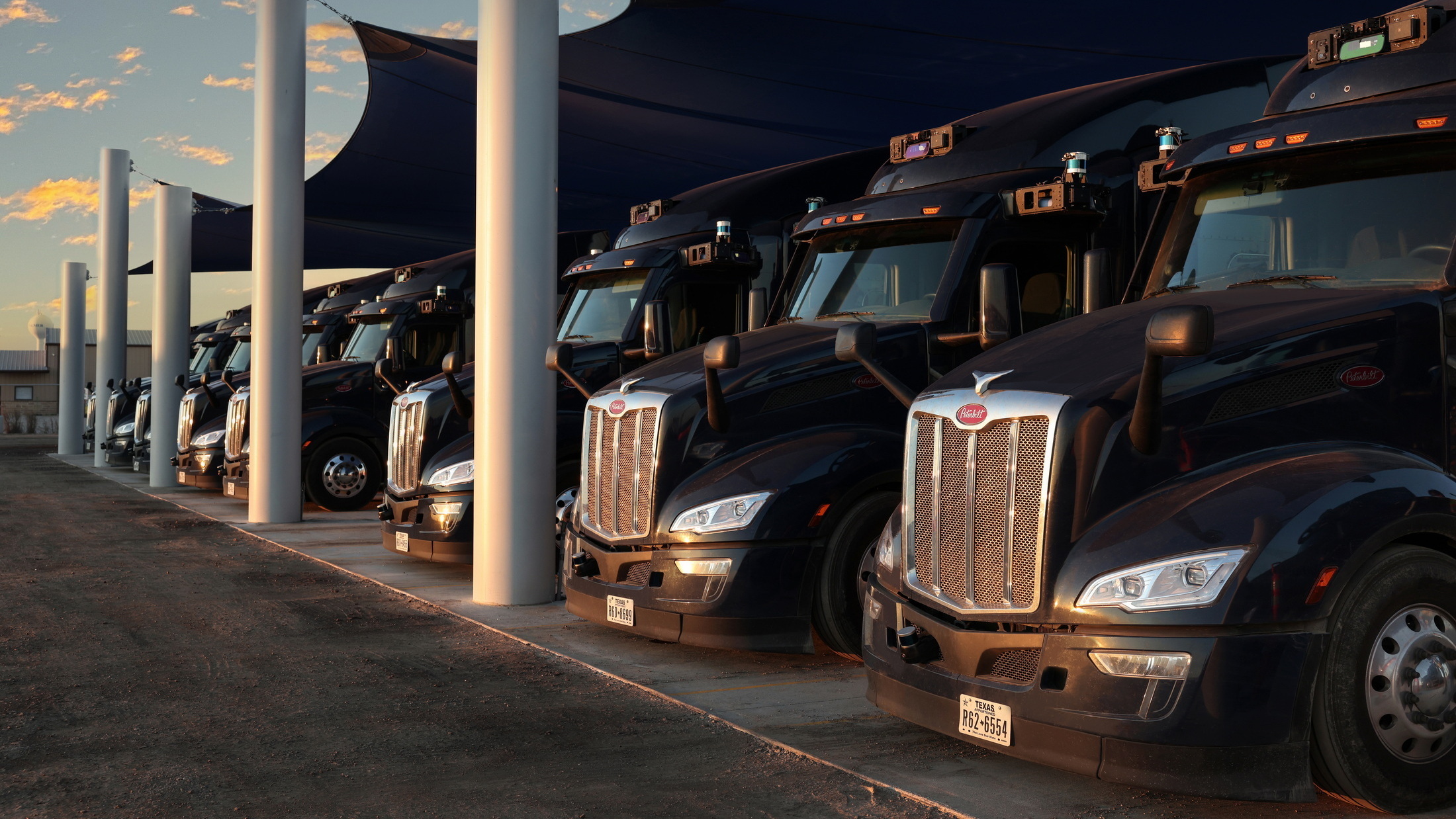 Autonomous Trucks May Be Driving Without Human Co-Pilots Starting This ...