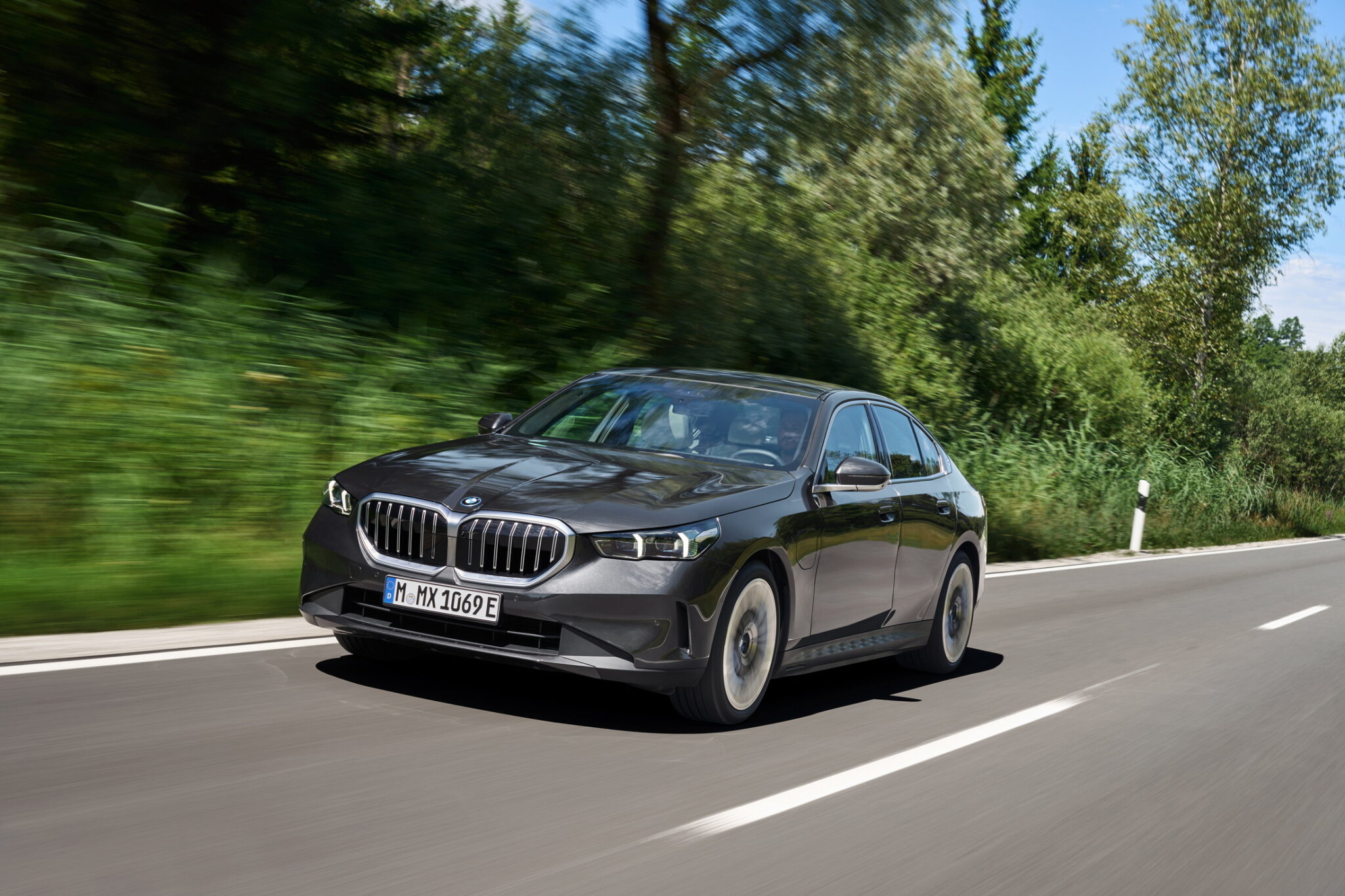 2025 BMW i5 xDrive40 EV And 550e xDrive Plug-in Hybrid Coming To ...
