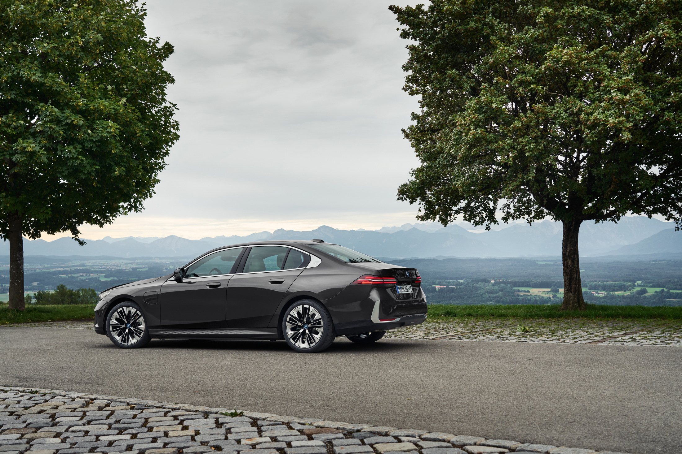 2025 BMW i5 xDrive40 EV And 550e xDrive Plug-in Hybrid Coming To ...