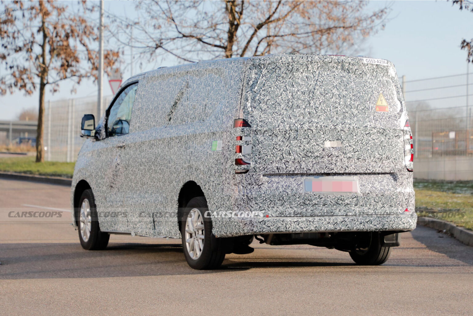 2025 VW Transporter T7 Spied In EV Form With A Double-Cab Flatbed Body ...