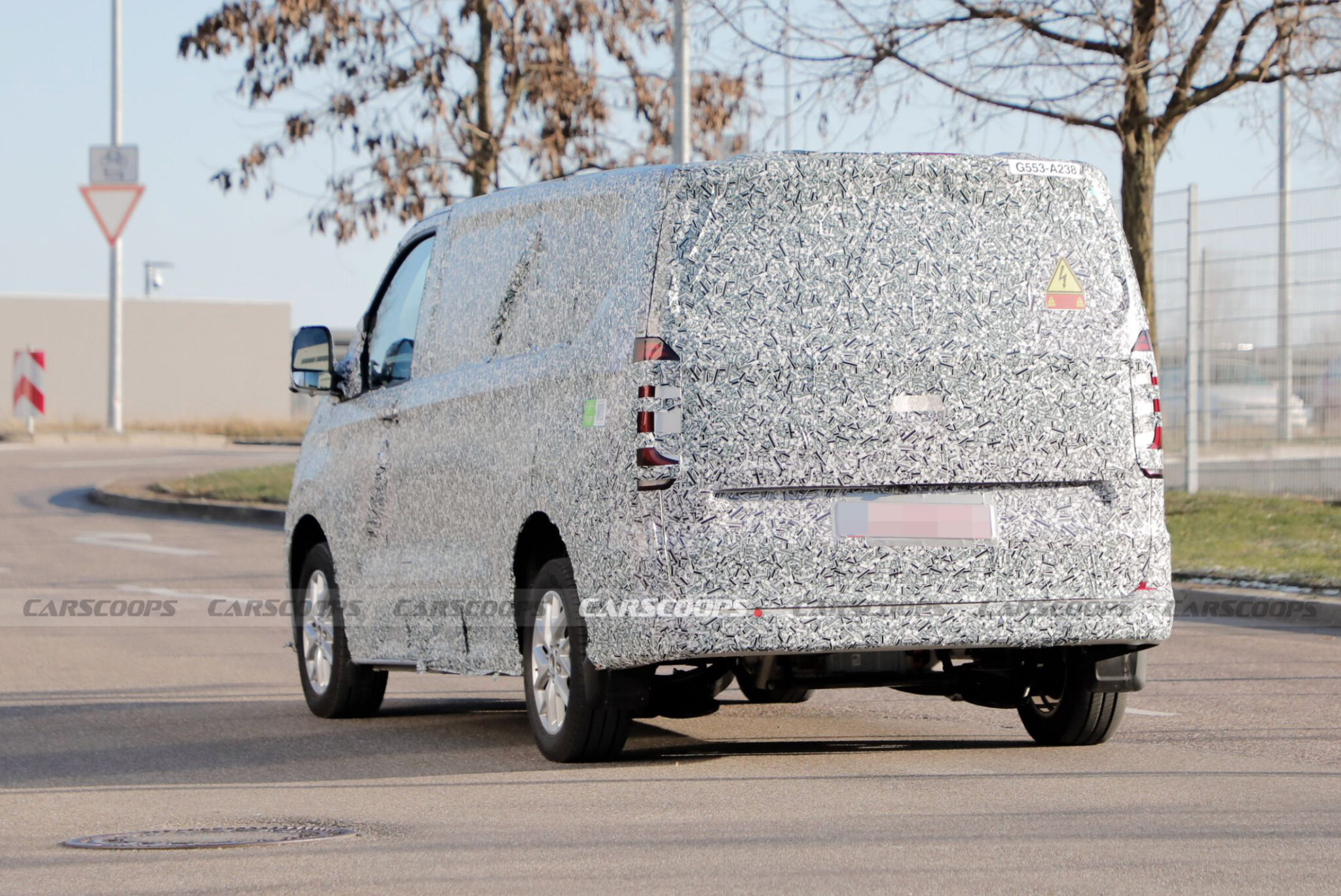 2025 VW Transporter T7 Spied In EV Form With A Double-Cab Flatbed Body ...