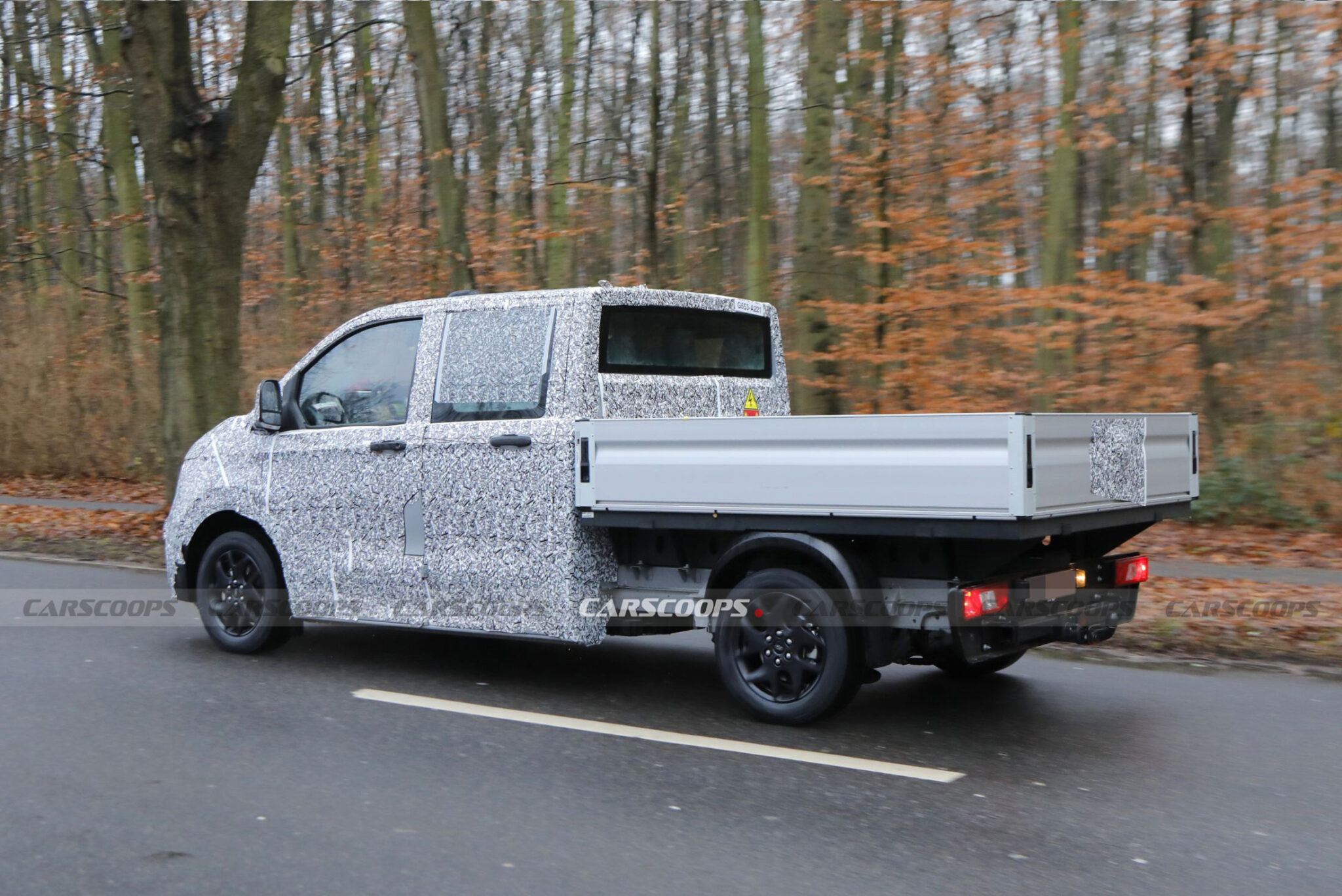 2025 VW Transporter T7 Spied In EV Form With A Double-Cab Flatbed Body ...