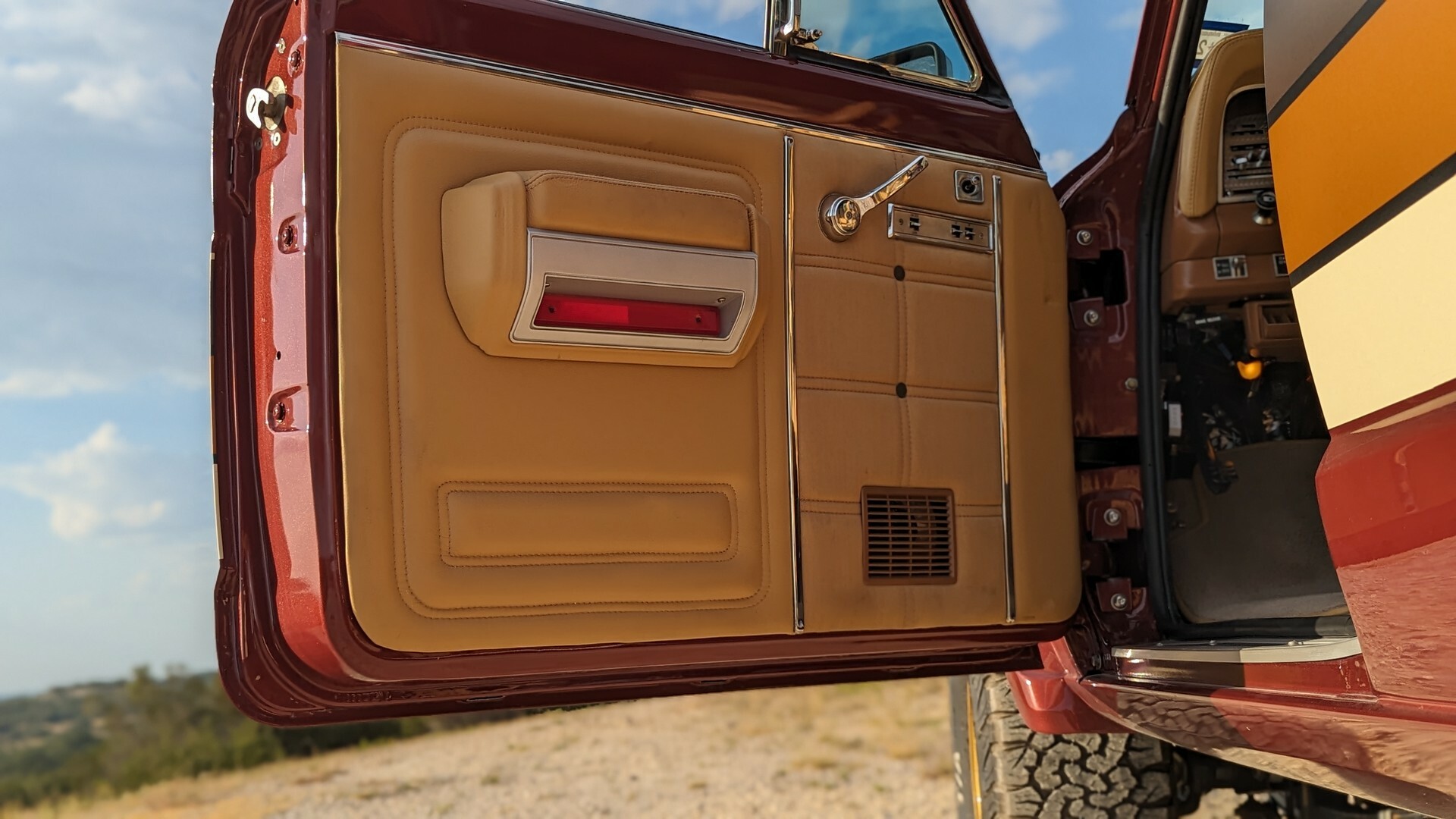 Jeep Cherokee Golden Hawk Brings 1980s Style Into The Modern World ...