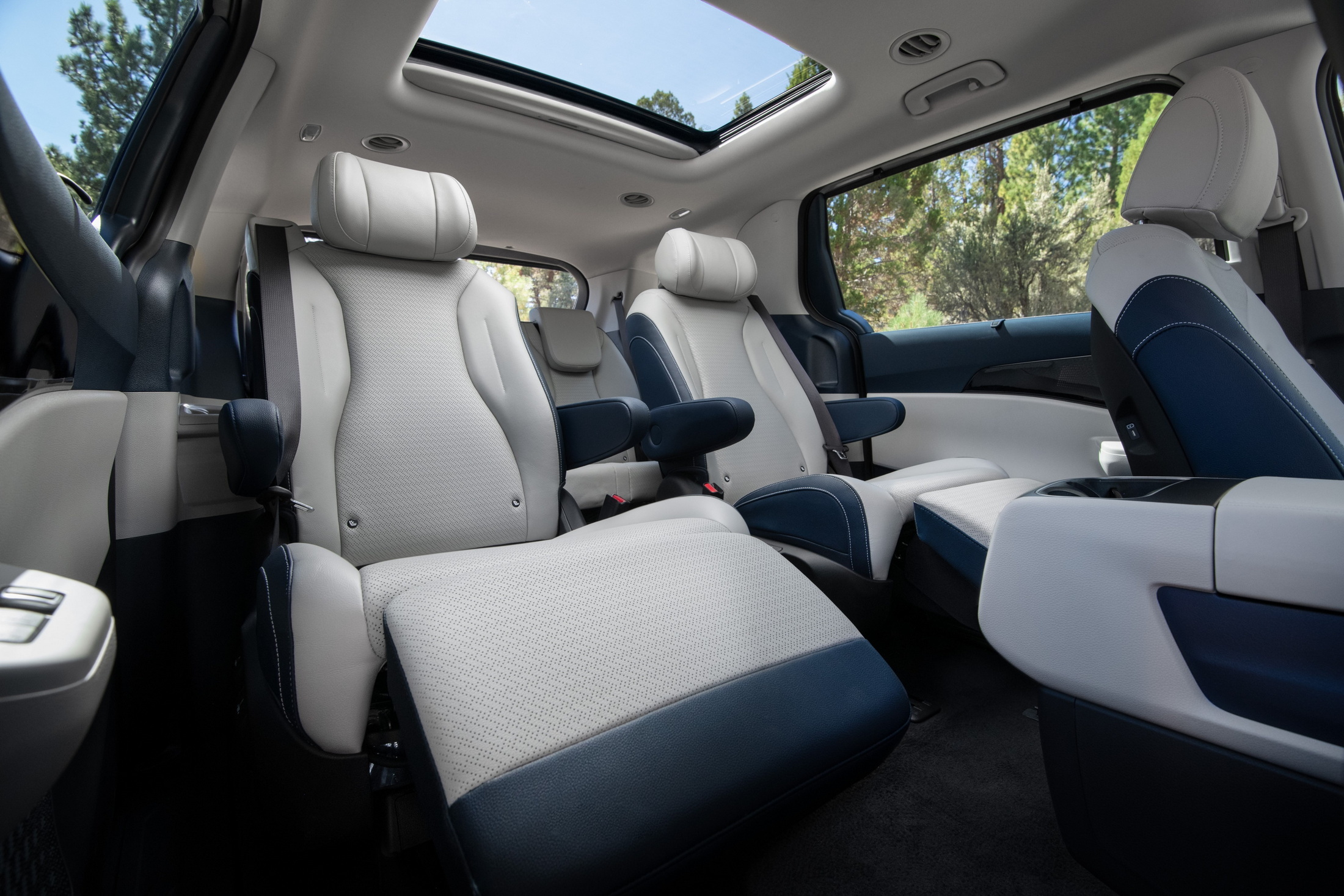 2025 Kia Carnival Rocks A Swankier Face And Goes Hybrid, Tech-Heavy For ...