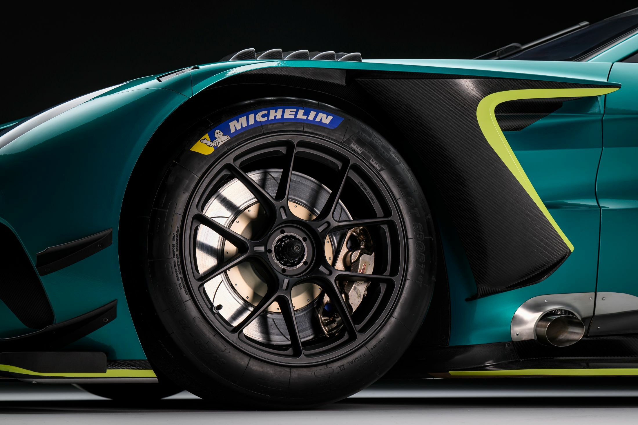 Aston Martin Unveils Sexy Vantage GT3 Racer Alongside AMR24 F1 Single ...