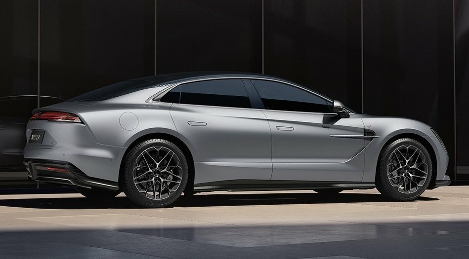 YangWang U7 Has More Power Than Two BMW M5s Combined | Carscoops