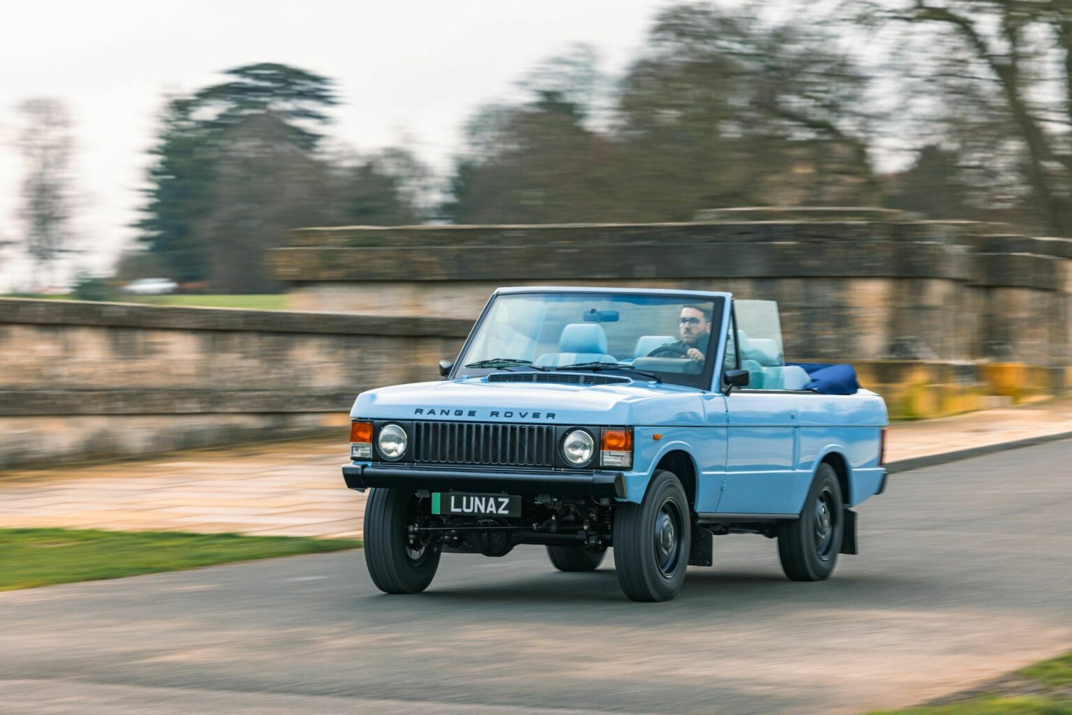 Lunaz’s 007-Inspired Classic Range Rover Safari Has A License To ...