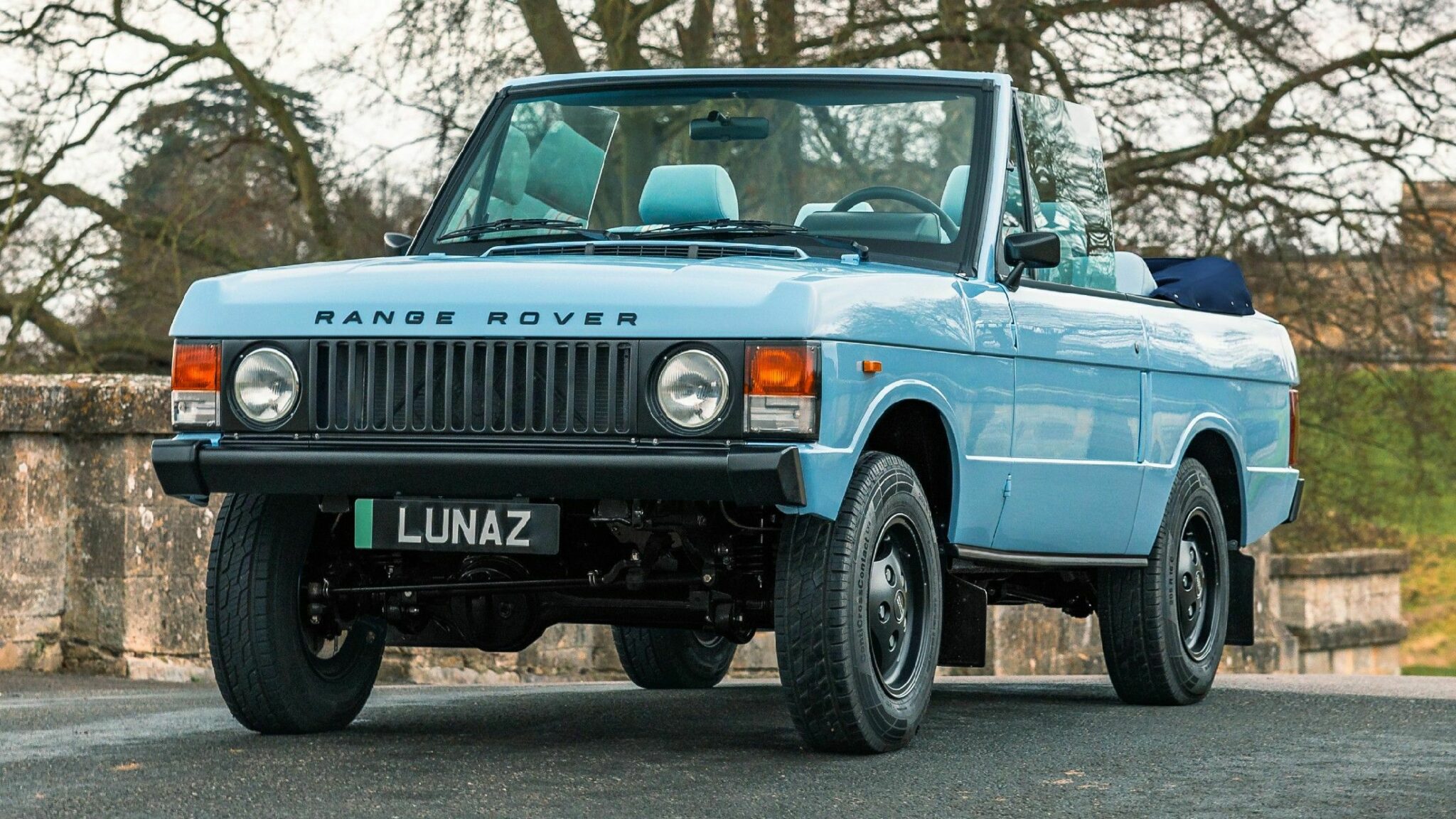 Lunaz’s 007-Inspired Classic Range Rover Safari Has A License To ...