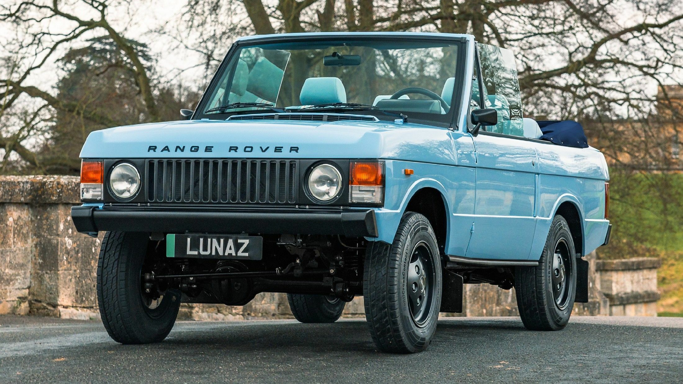 Lunaz’s 007-Inspired Classic Range Rover Safari Has A License To ...