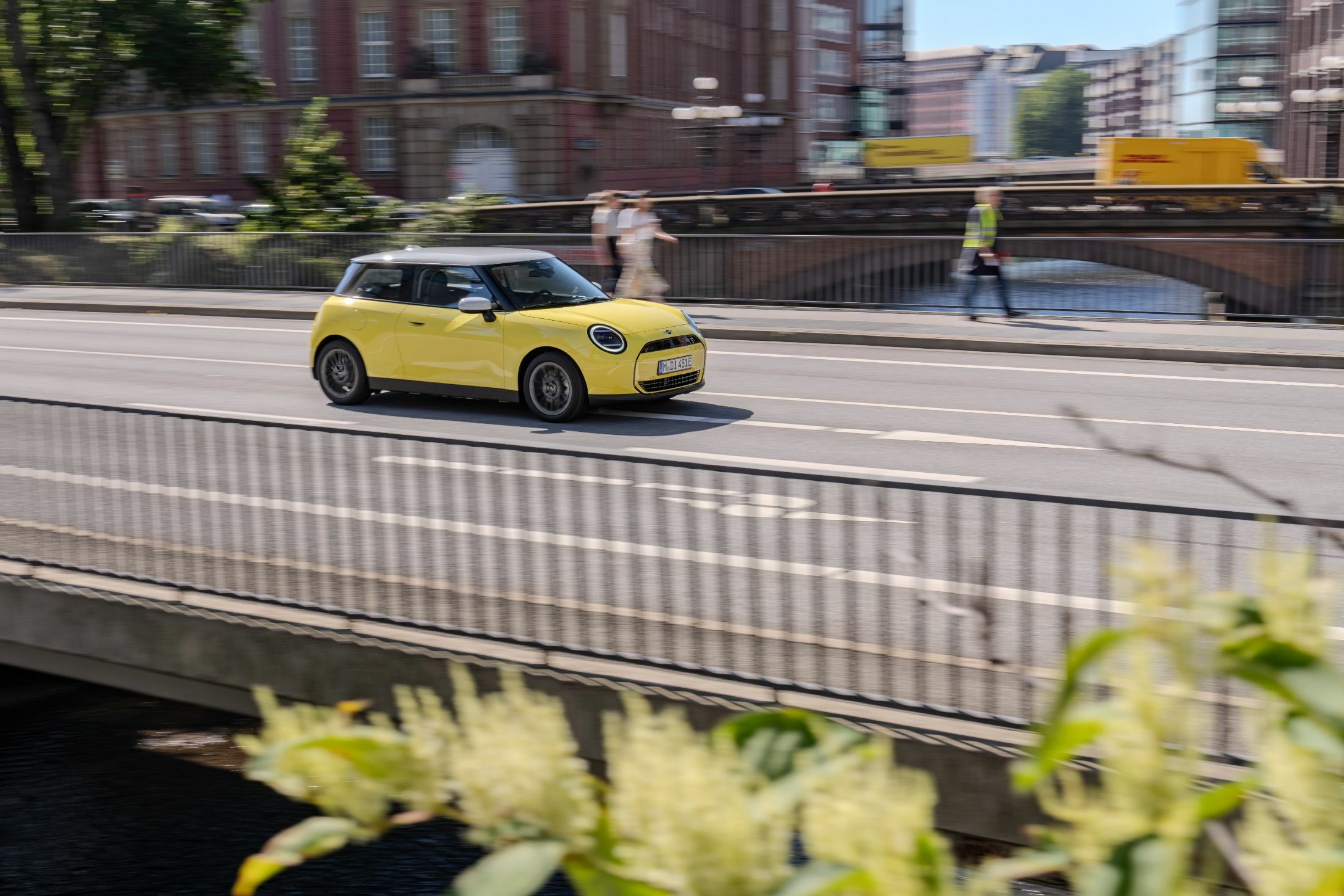 Mini Shows Us The Entry-Level Cooper E Classic With 181 HP And A 190 ...