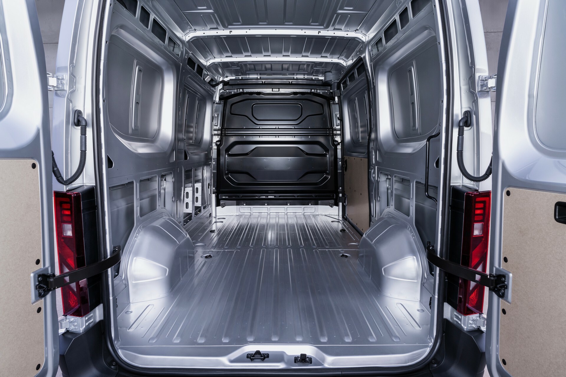 New Nissan Interstar Combines Bolder Styling With Diesel And Electric ...