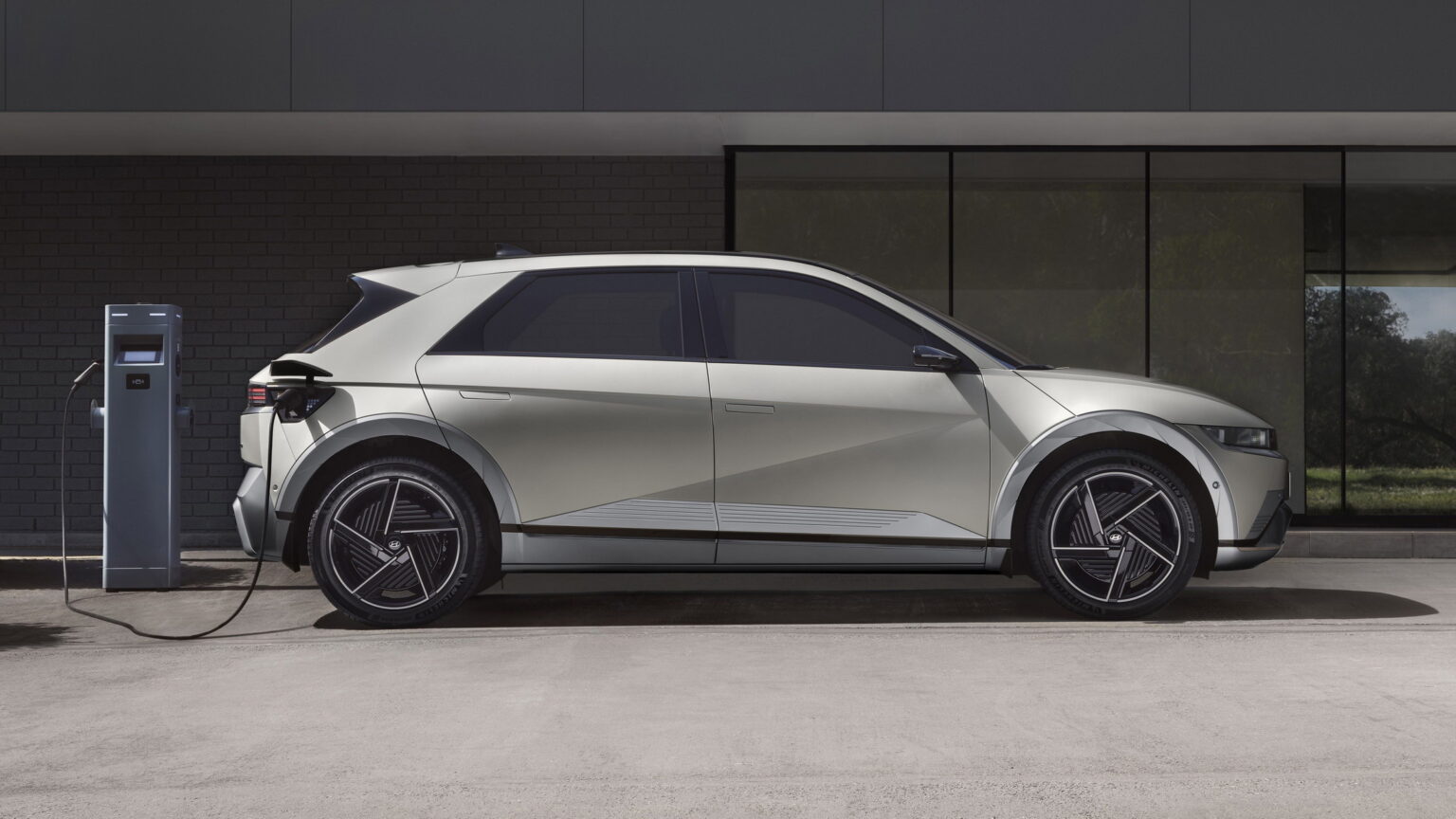 2025 Hyundai Ioniq 5 Facelift Debuts With Larger Battery And New N Line ...