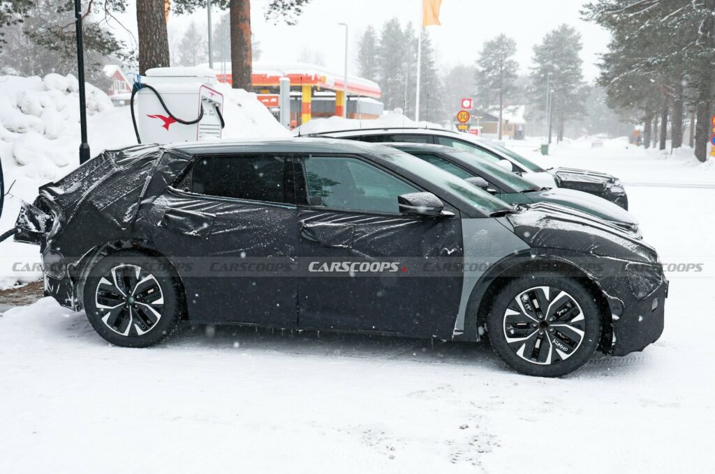 Facelifted Kia EV6 Caught Alongside Current EV | Carscoops
