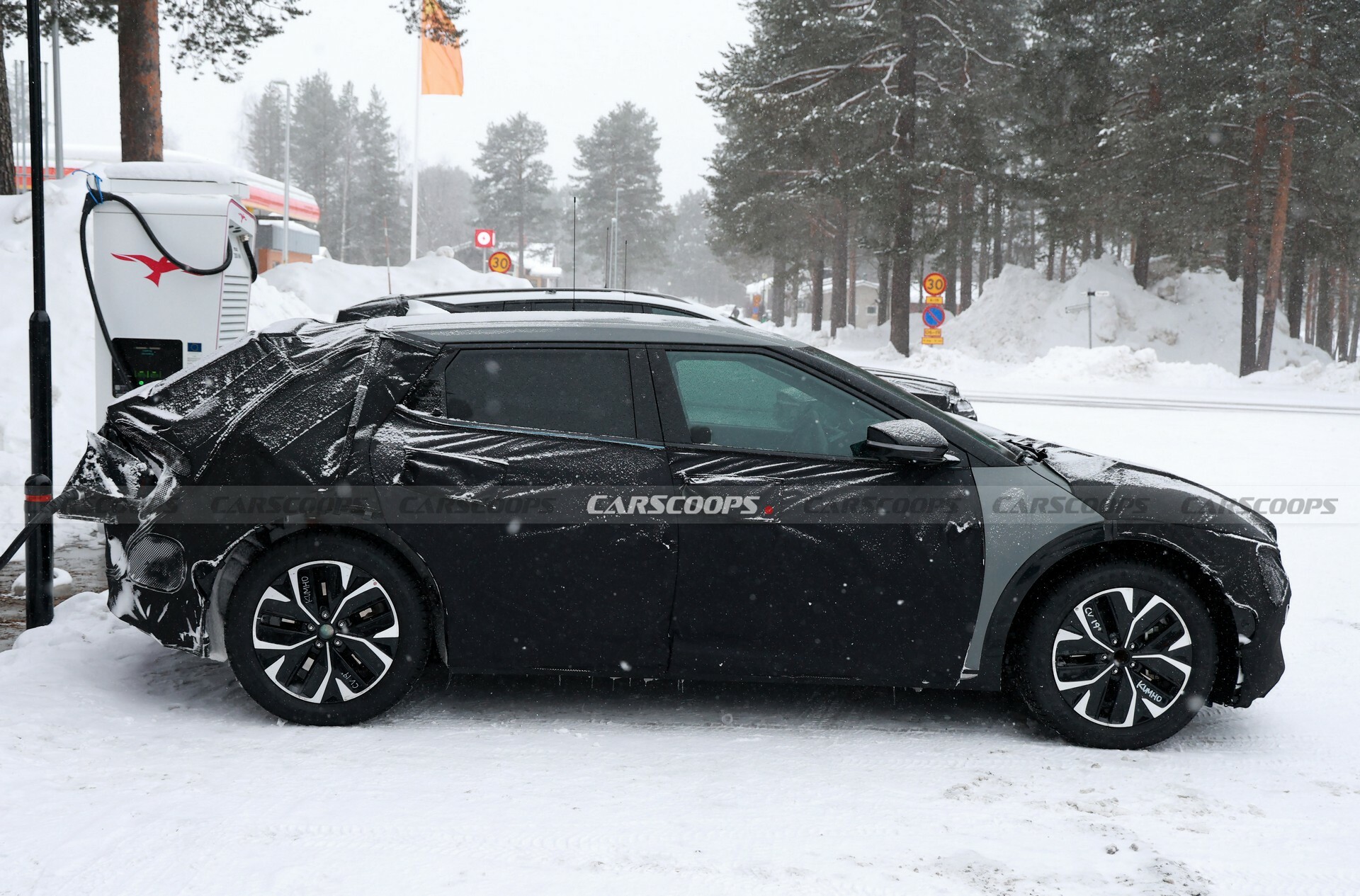 Facelifted Kia EV6 Caught Alongside Current EV | Carscoops