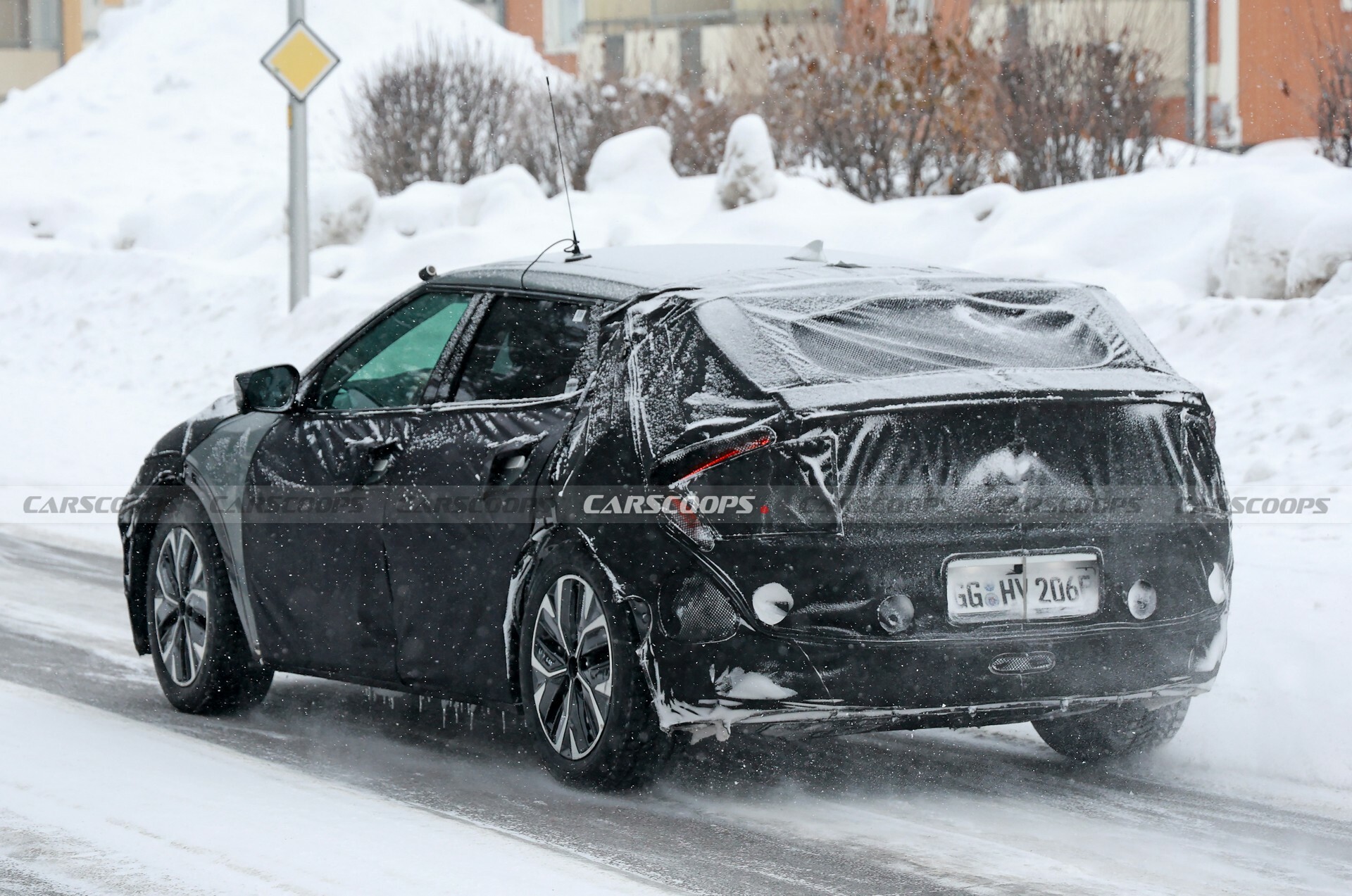 Facelifted Kia EV6 Caught Alongside Current EV | Carscoops