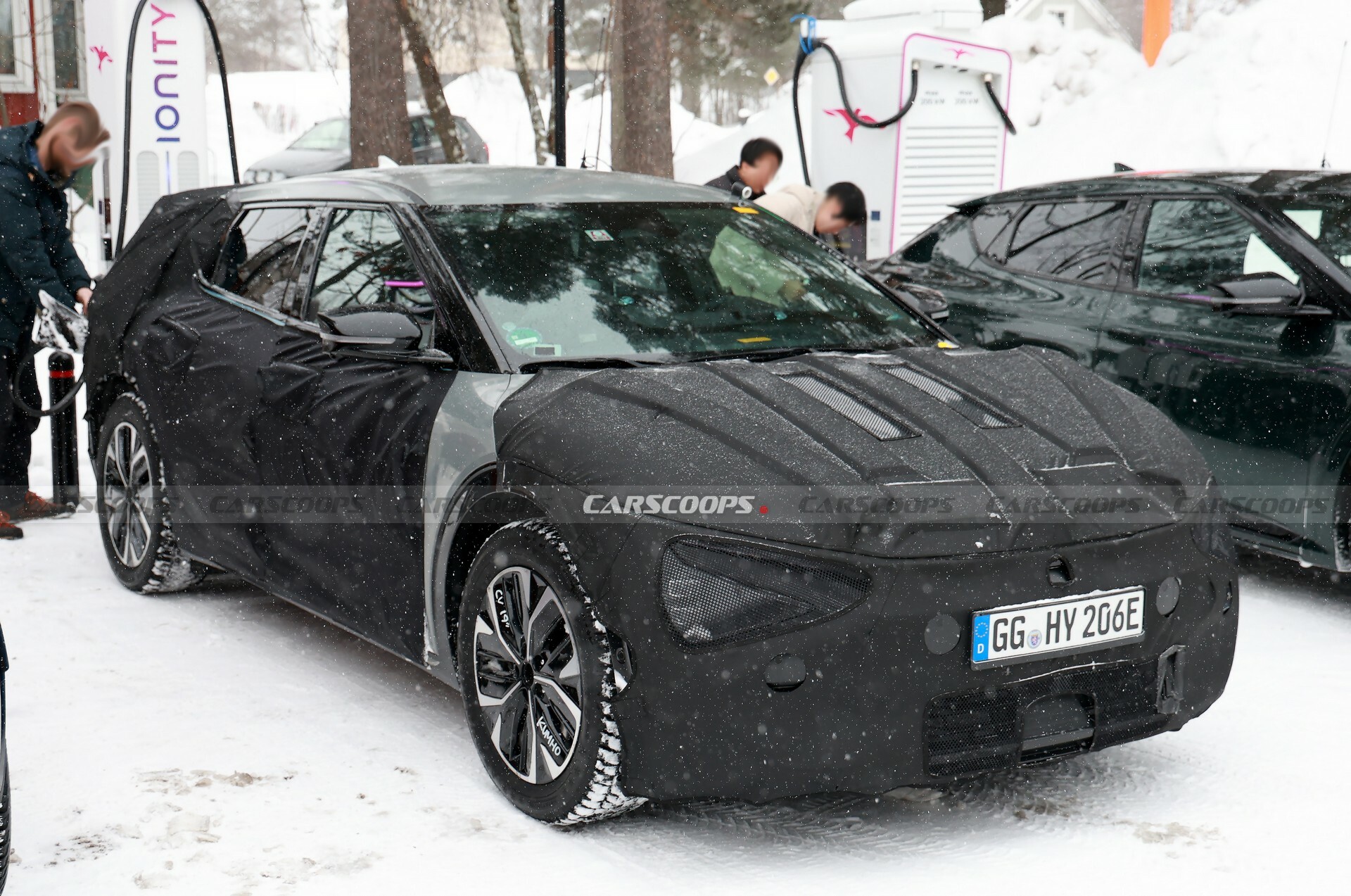 Facelifted Kia EV6 Caught Alongside Current EV | Carscoops