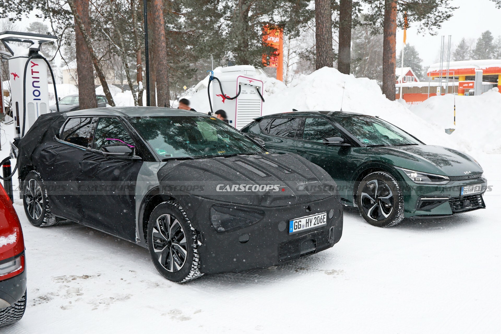 Facelifted Kia EV6 Caught Alongside Current EV | Carscoops