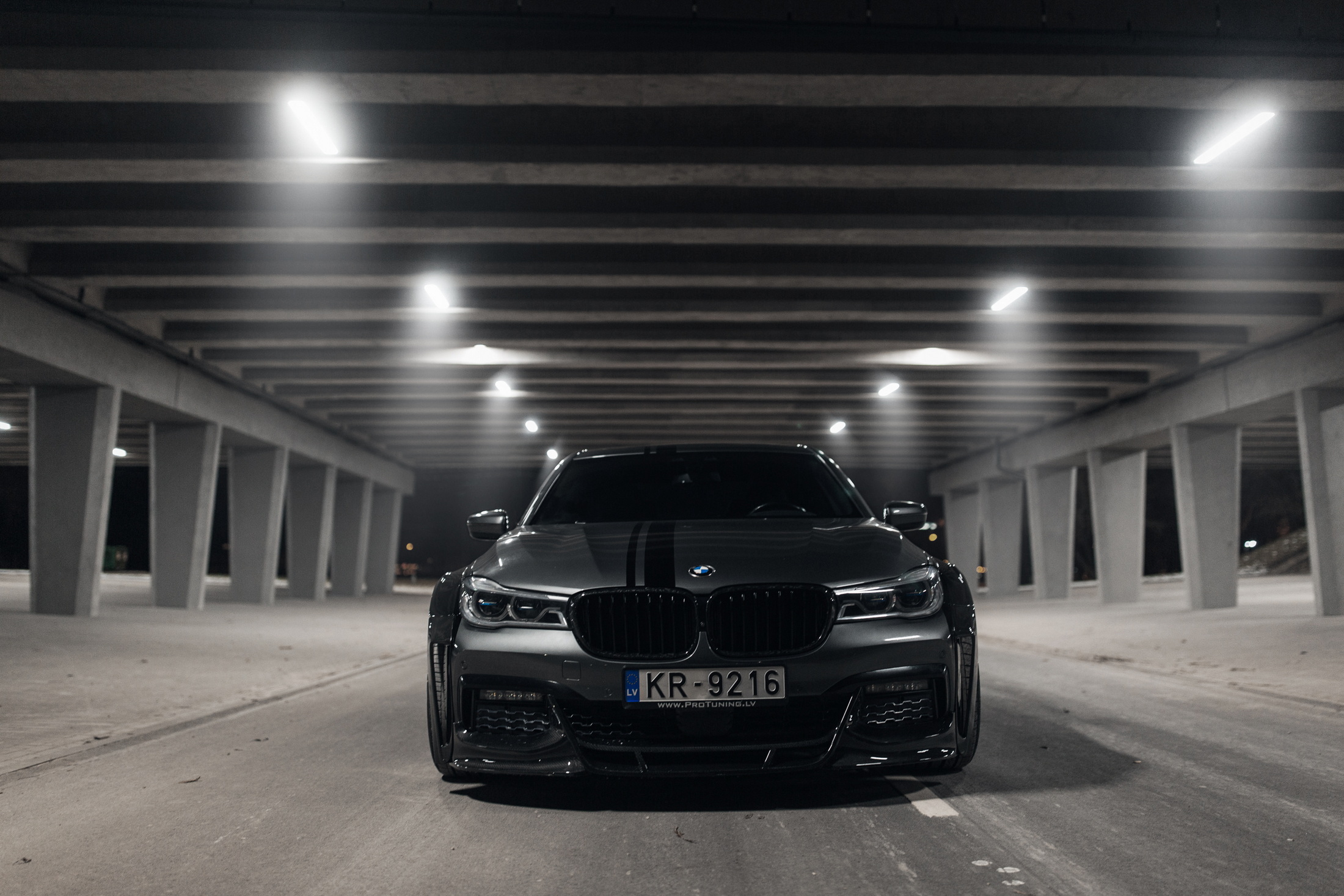 BMW G11 7-Series Tries On A Carbon Fiber WideBody Kit And 22-Inch ...