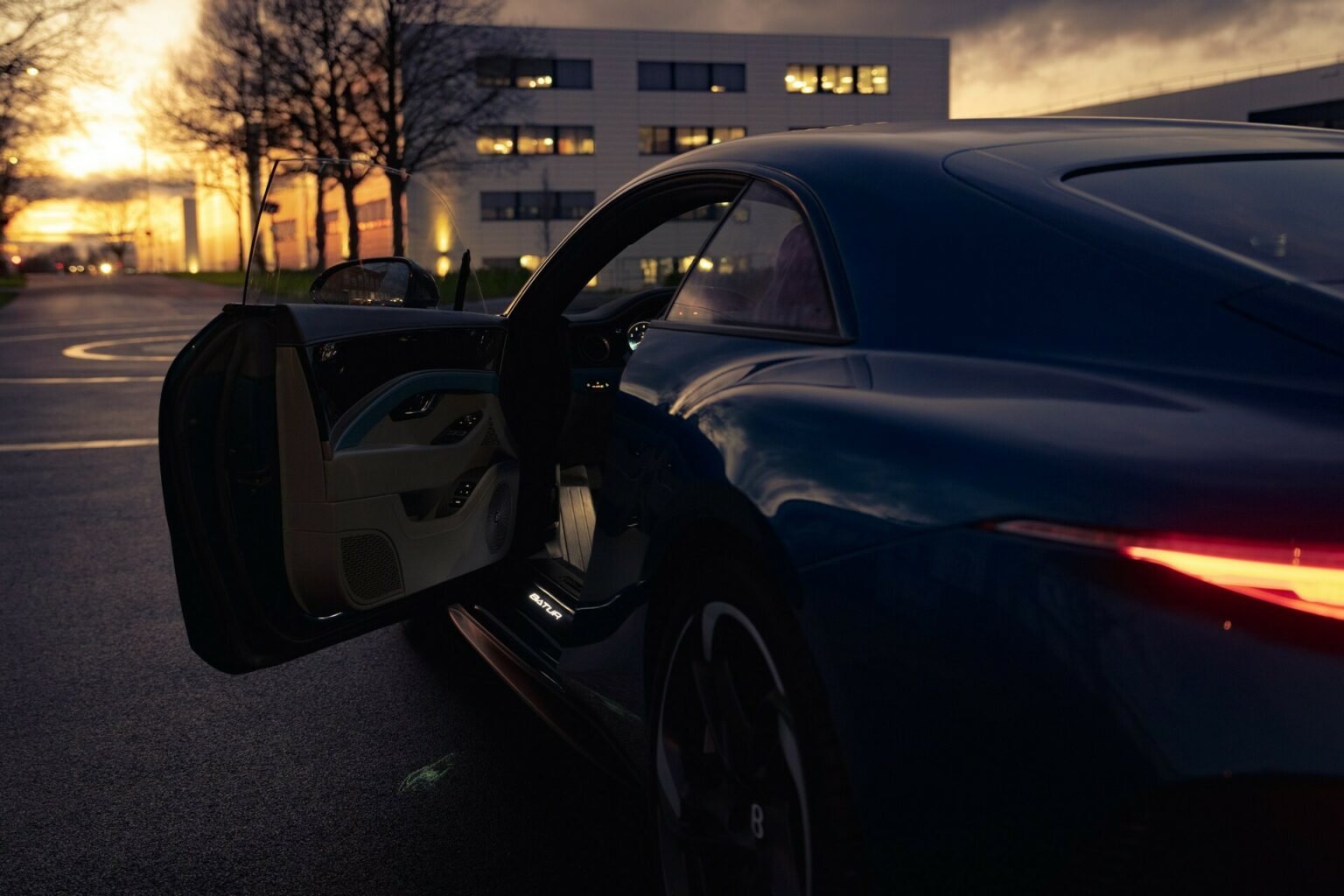 Bentley’s Animated Light Sculpture Is A $2 Million Art Show | Carscoops