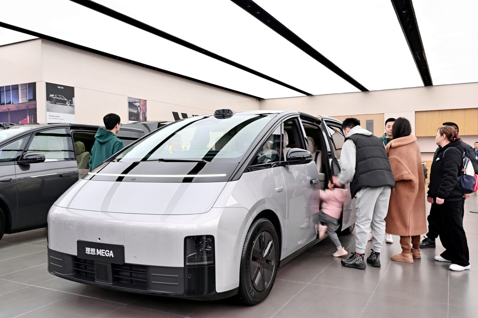 Li Auto Mega EV Is A 5.5 Second Sleeper That Recoups 311 Miles In 12 ...