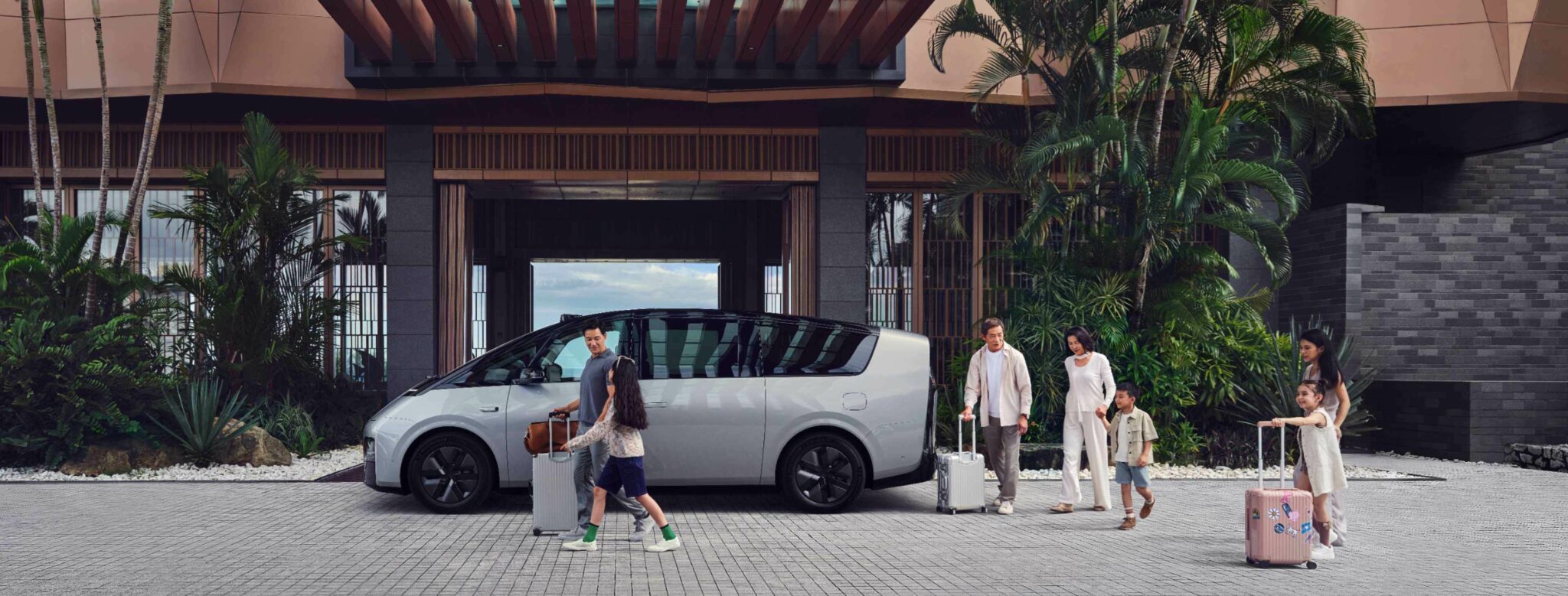 Li Auto Mega EV Is A 5.5 Second Sleeper That Recoups 311 Miles In 12 ...