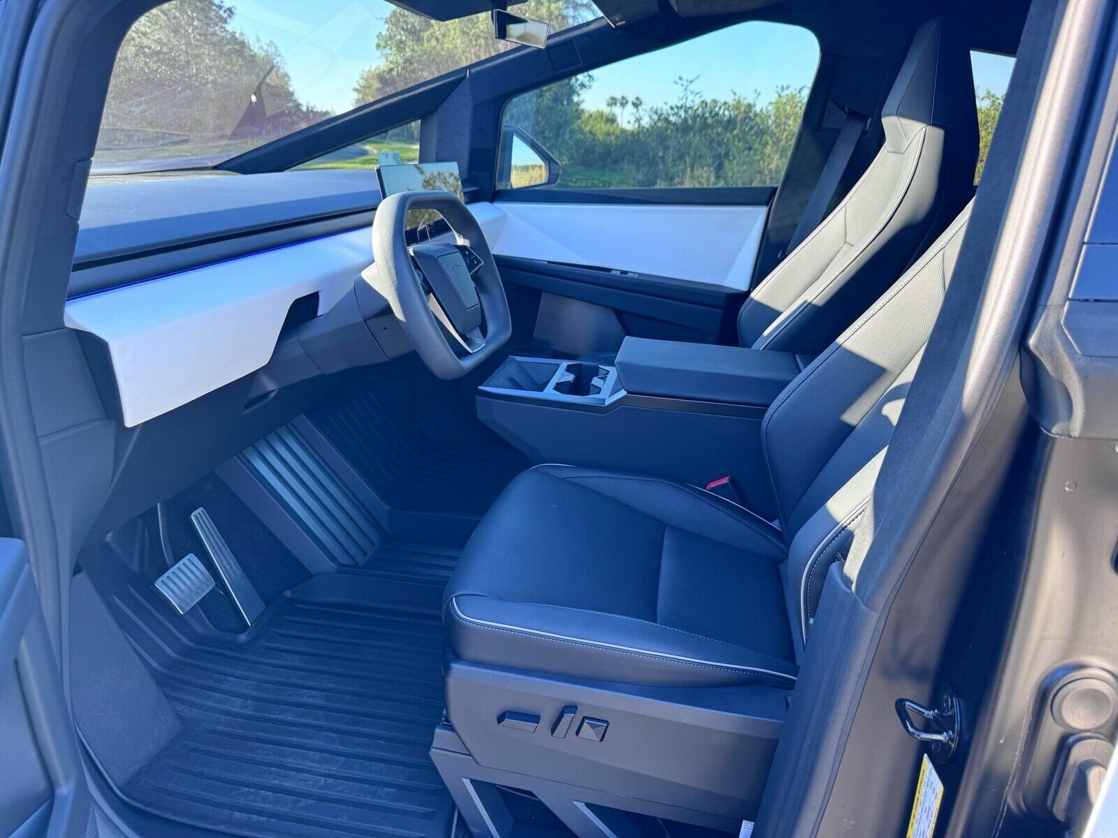 White Tesla Cybertruck Sells For $151,000 As The Hype Cools Down ...