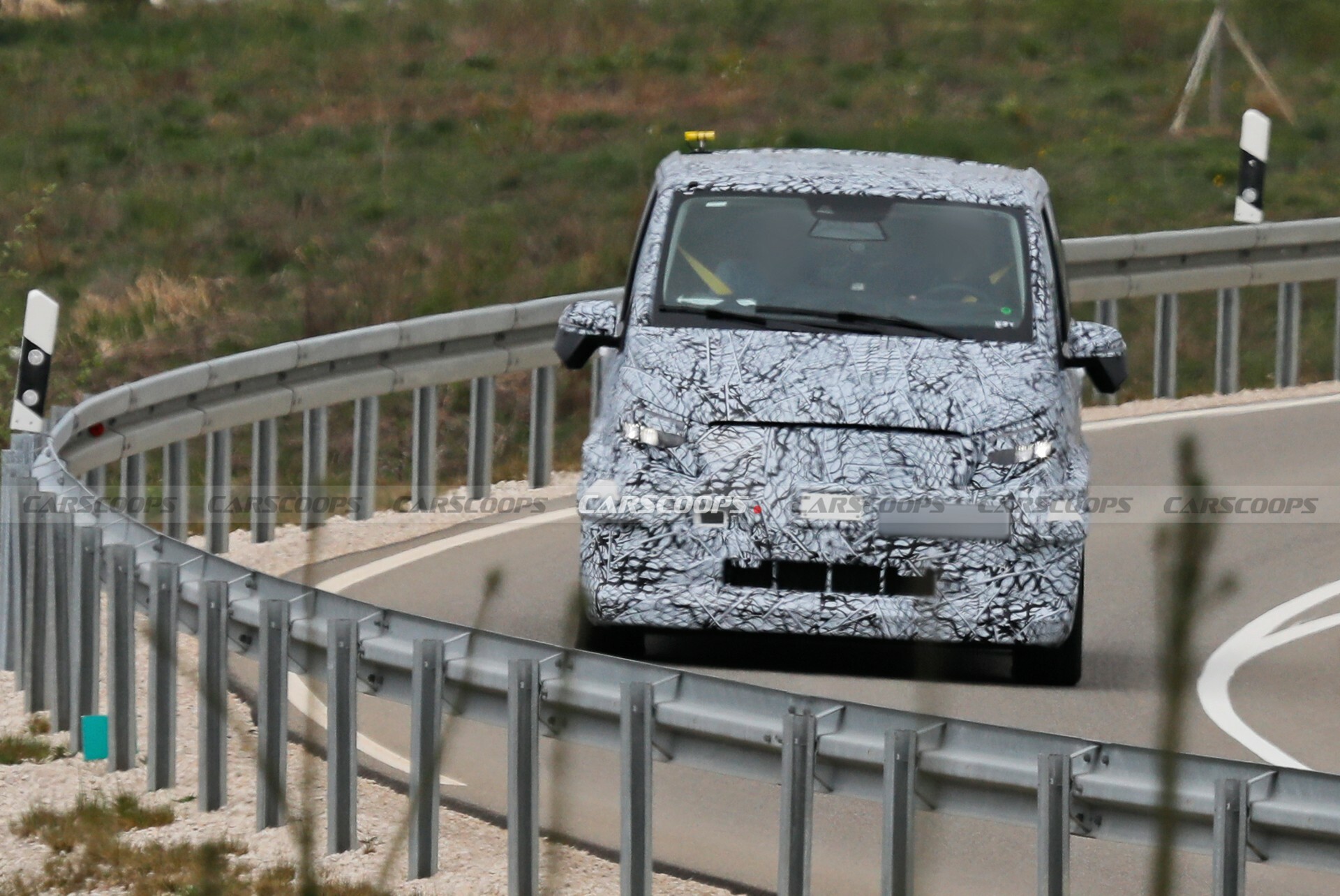 2026 Mercedes V-Class Mule Hints At An Electric And Autonomous Future ...