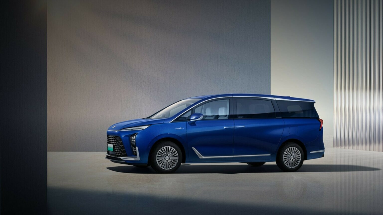 Buick GL8 PHEV Debuts With 30-Inch Display And Second-Row Aviation ...