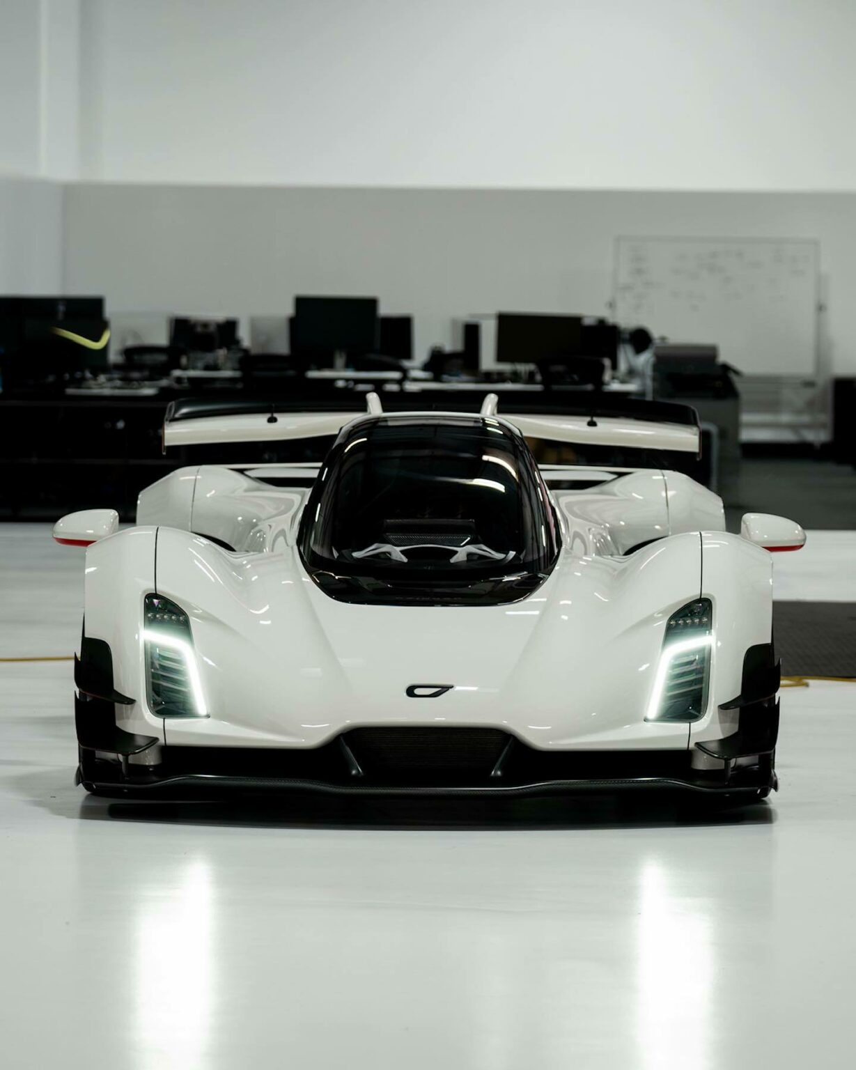 Czinger’s Latest 21C Hypercar Is The All-White Special ‘El Mirage ...