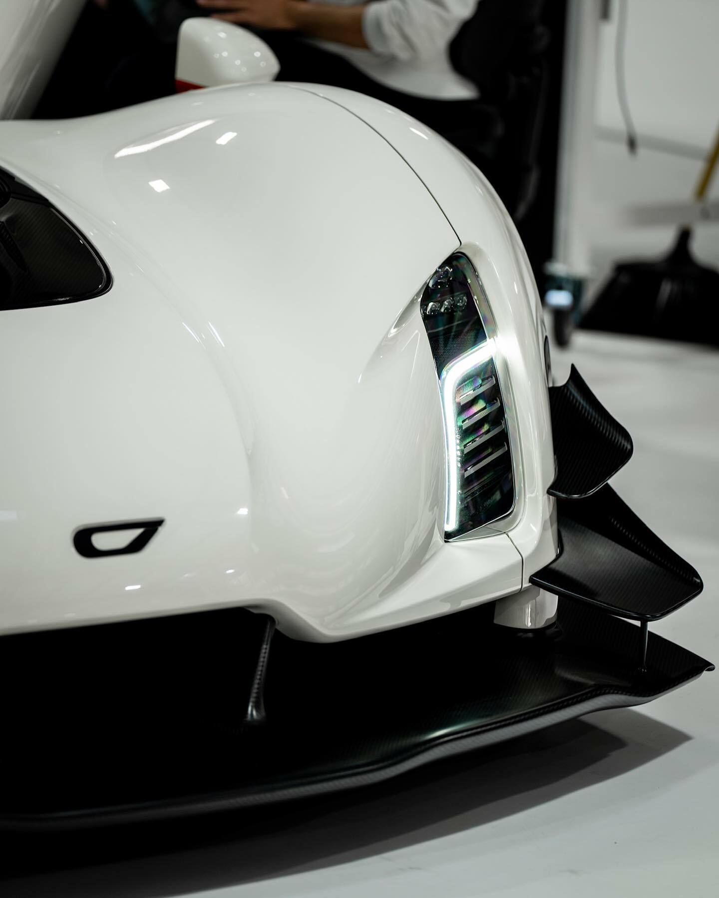 Czinger’s Latest 21C Hypercar Is The All-White Special ‘El Mirage ...