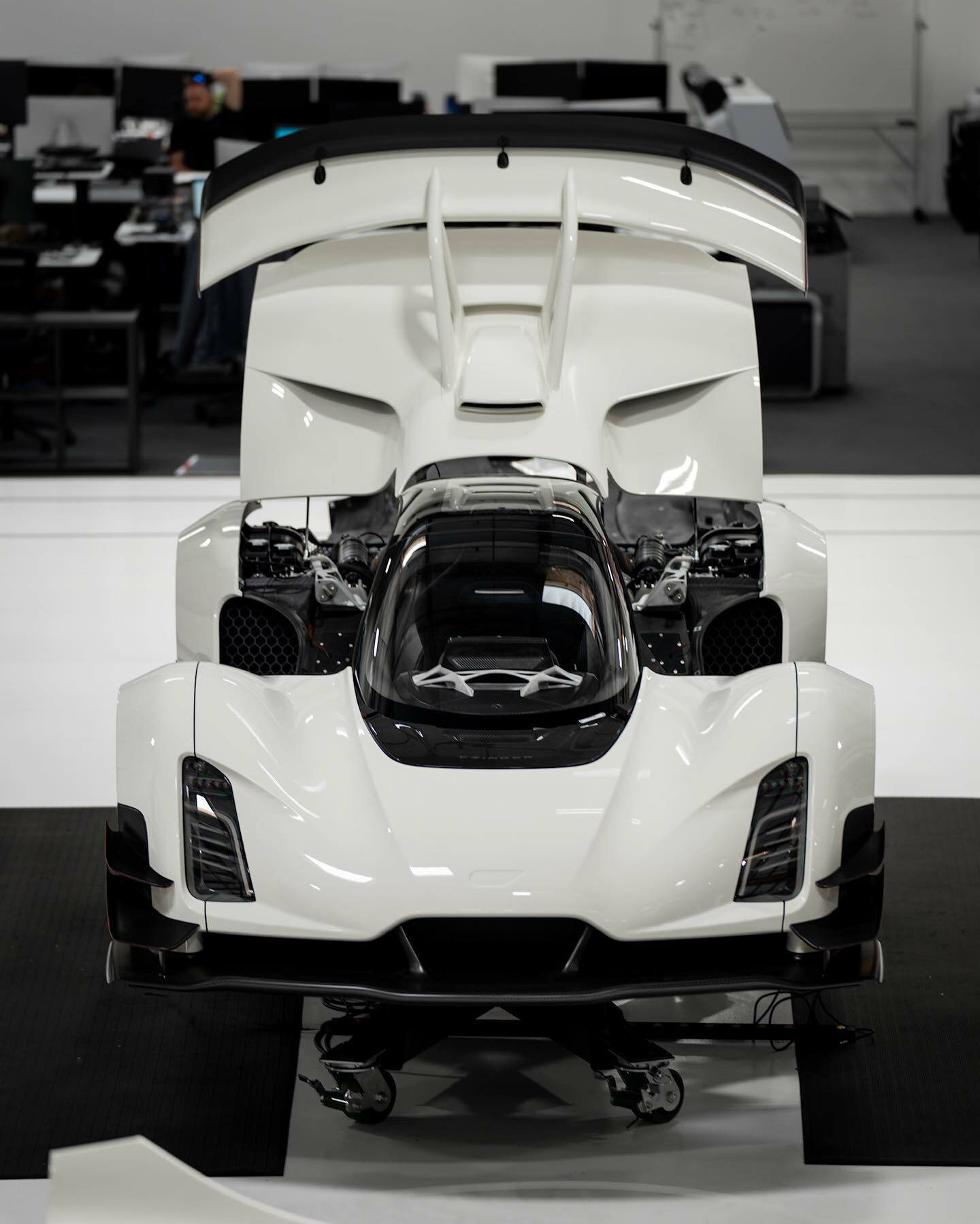 Czinger’s Latest 21C Hypercar Is The All-White Special ‘El Mirage ...