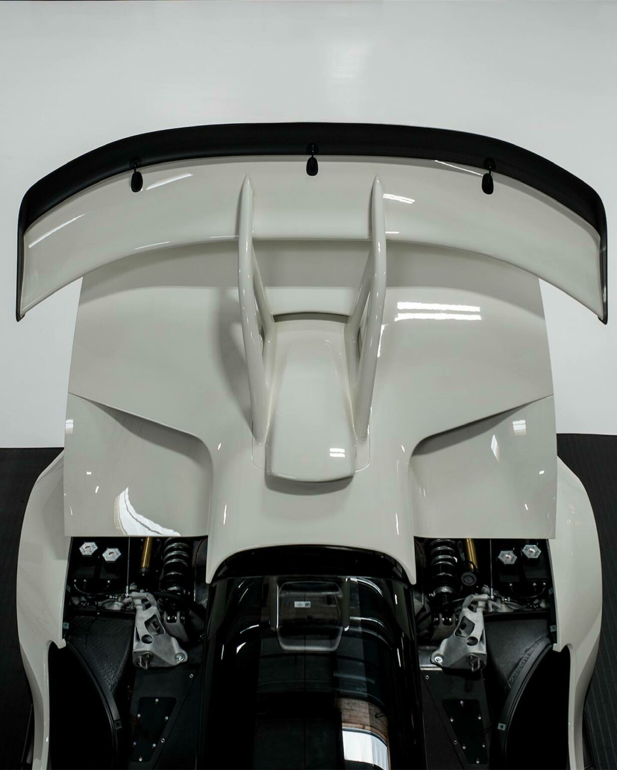 Czinger’s Latest 21C Hypercar Is The All-White Special ‘El Mirage ...