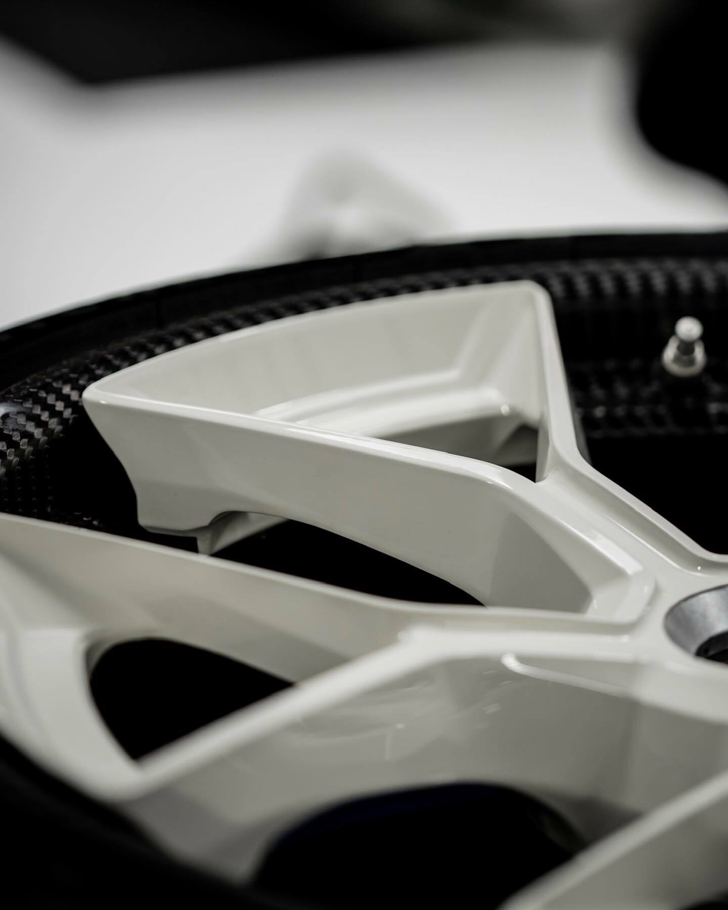 Czinger’s Latest 21C Hypercar Is The All-White Special ‘El Mirage ...